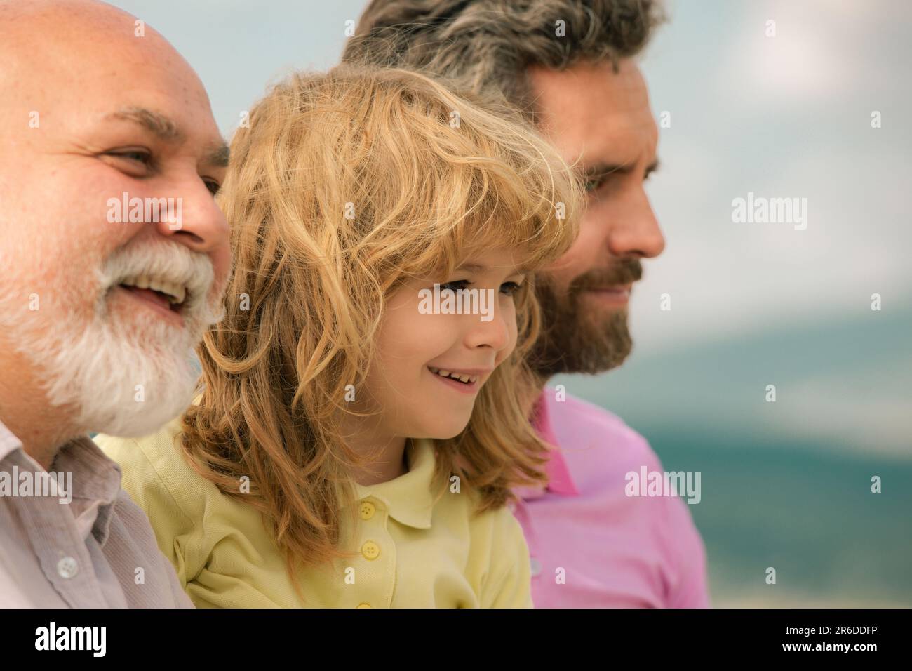 Portrait de génération d'hommes de grand-père père père père et fils ...