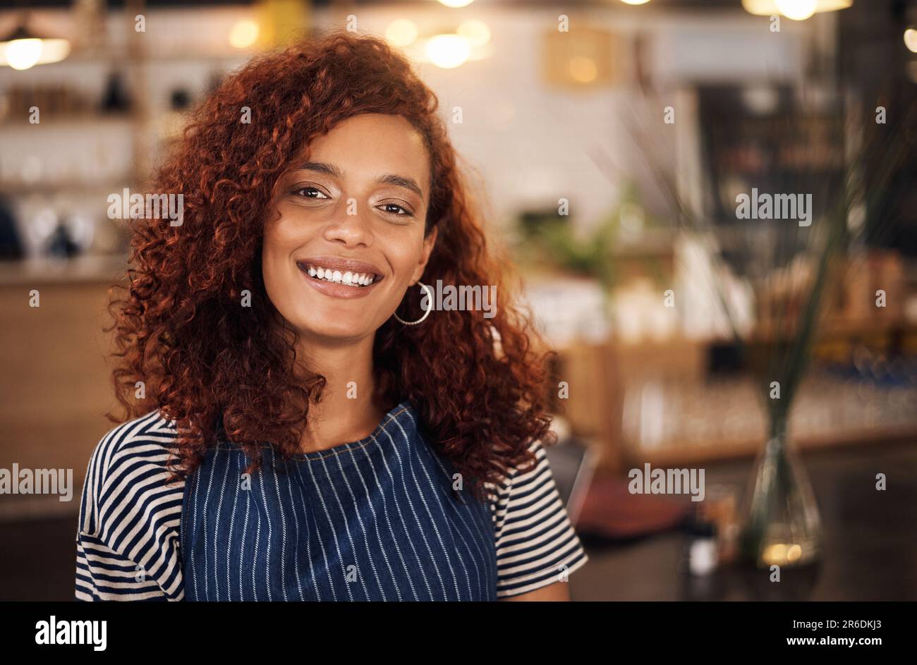 Café-restaurant, barista et portrait de la femme heureuse au café pour ...