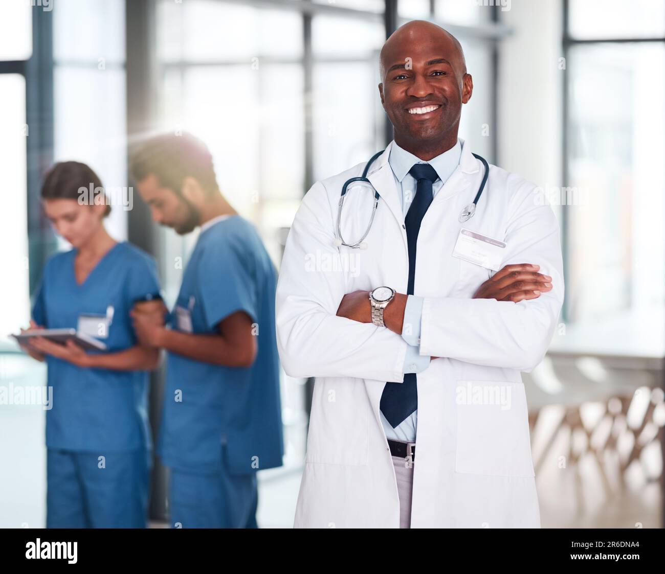 Chef, médecin et portrait d'une personne à l'hôpital, aux soins de ...