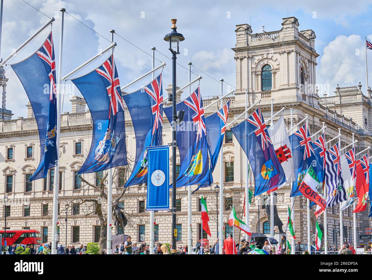 Drapeaux volant sur la place du Parlement pour célébrer le couronnement ...