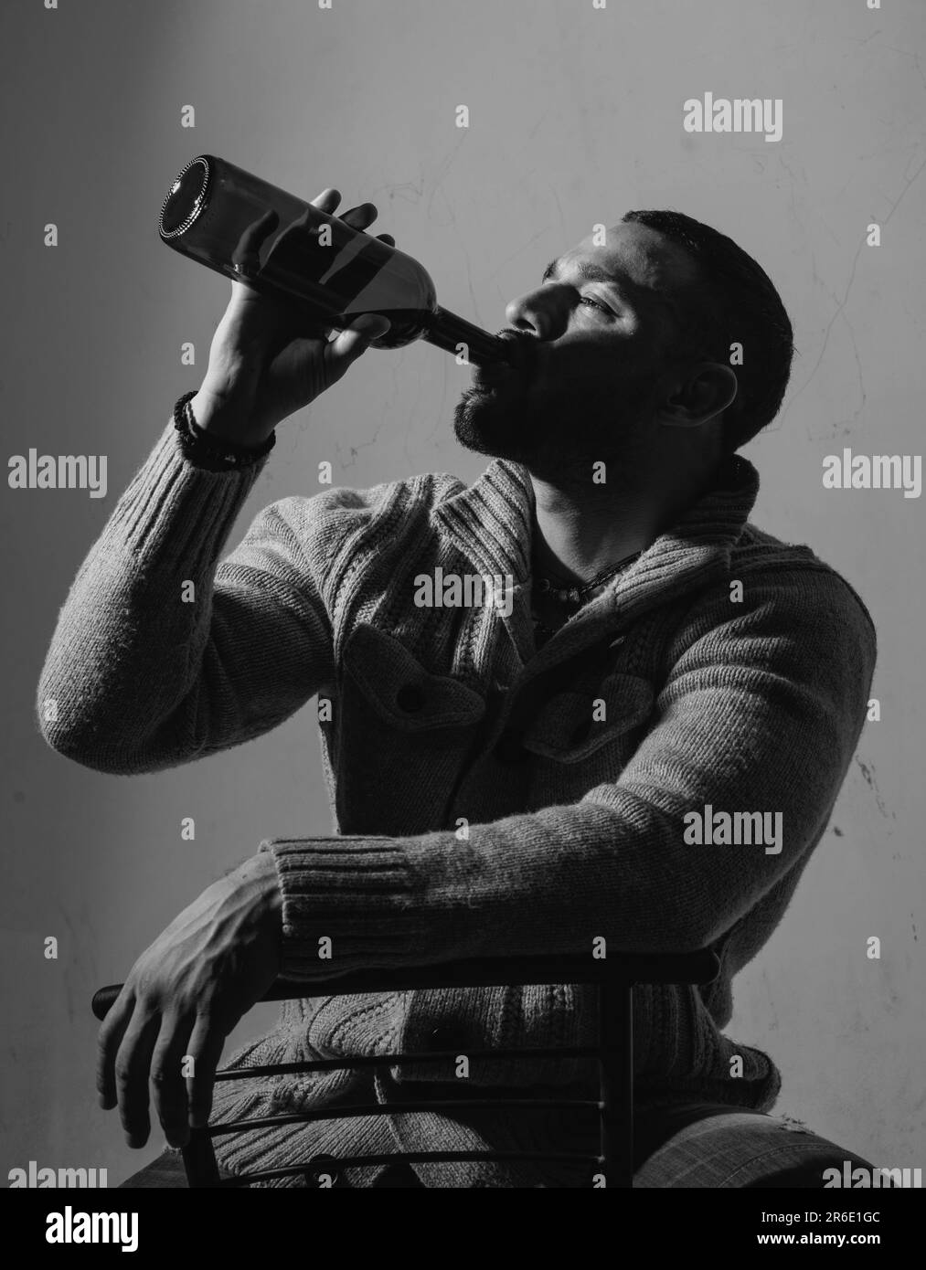 Homme ivre qui boit du vin. Un gars déprimé avec de l'alcool de ...