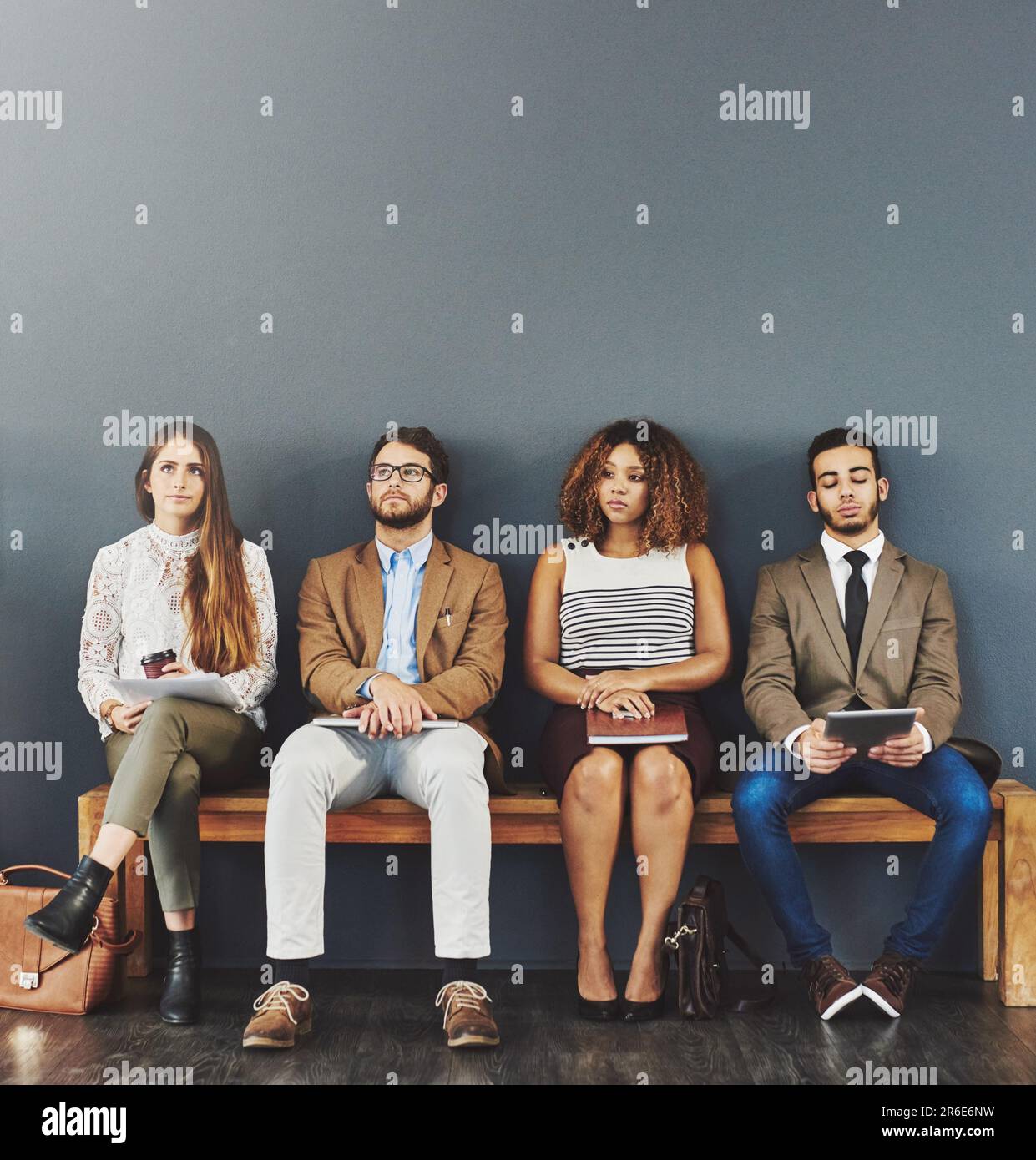 Des gens d'affaires, une salle d'attente pour les entrevues et le ...