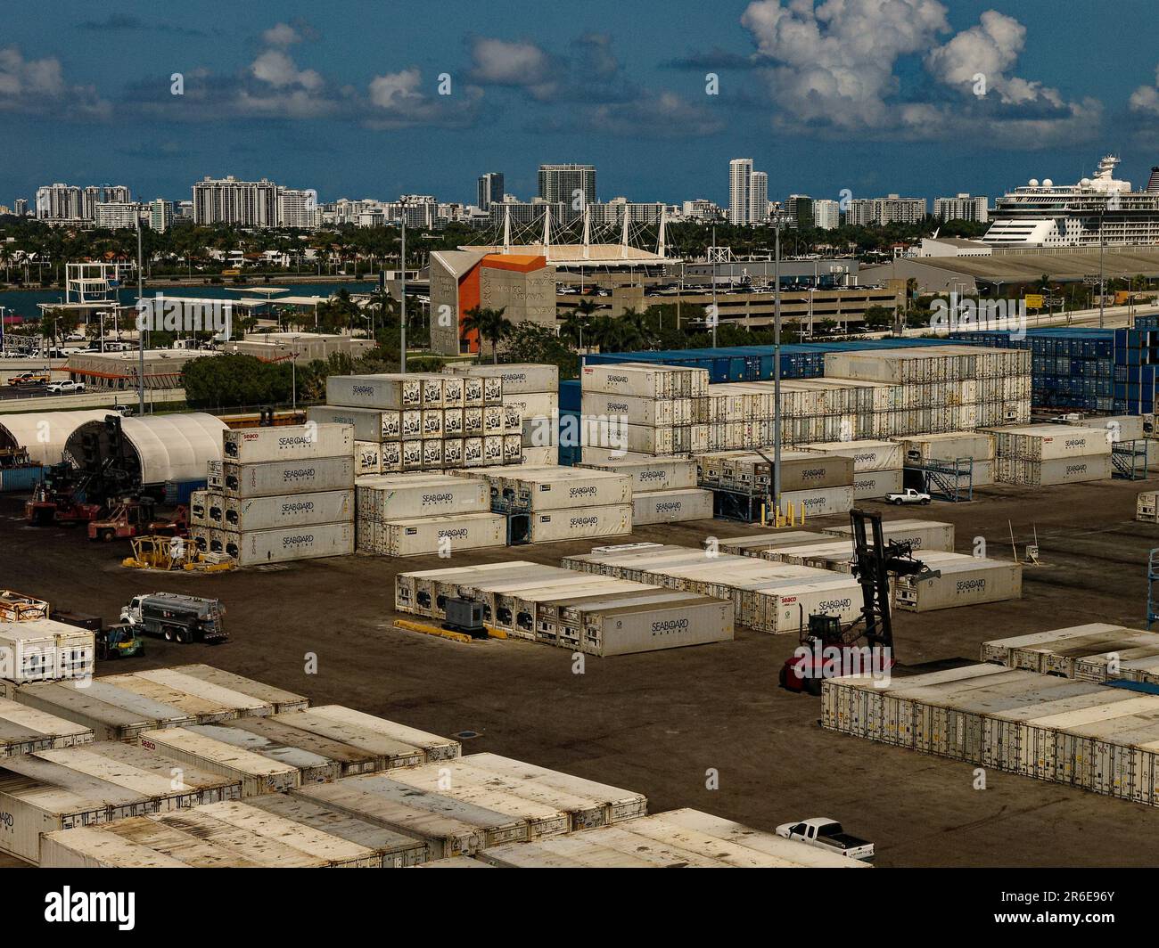 Conteneurs d'expédition en piles et sections en vrac - Miami Port USA ...