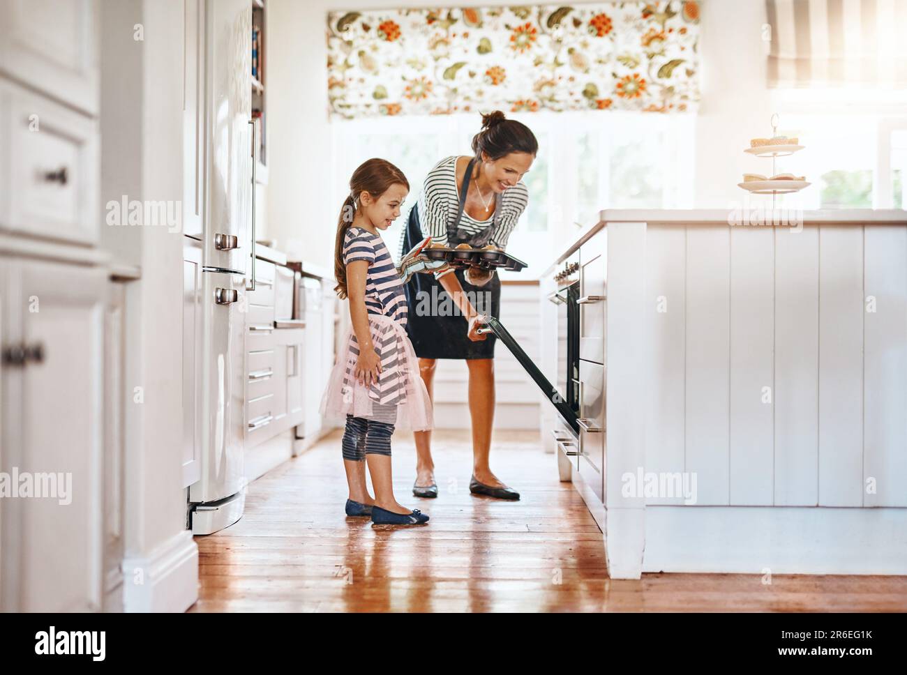 La nourriture, la mère avec une fille de pâtisserie et dans la cuisine ...