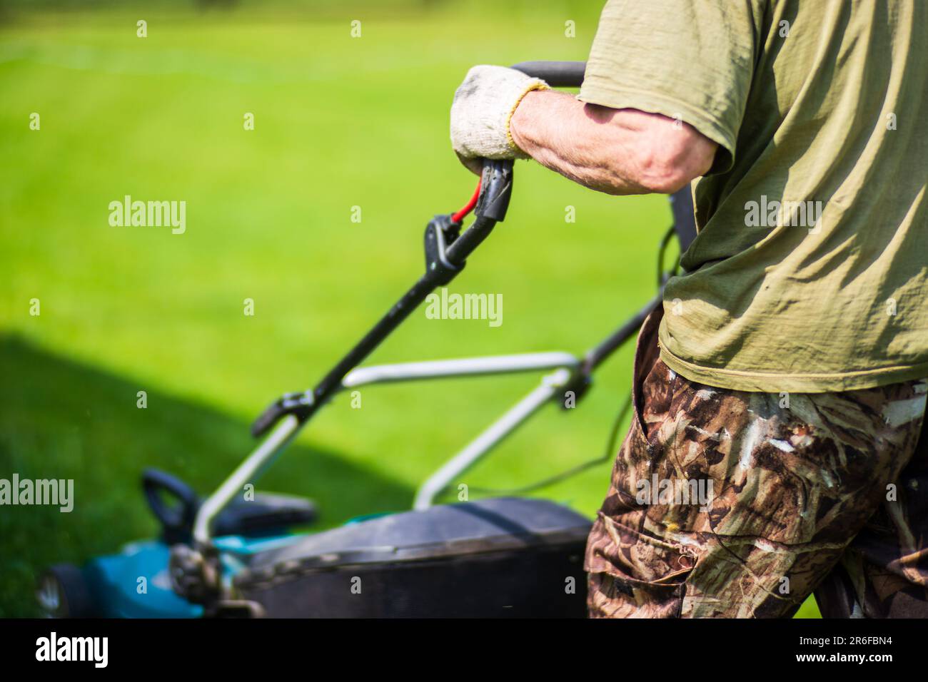 Déplacement de pelouse sur l'herbe verte dans le jardin moderne ou ...