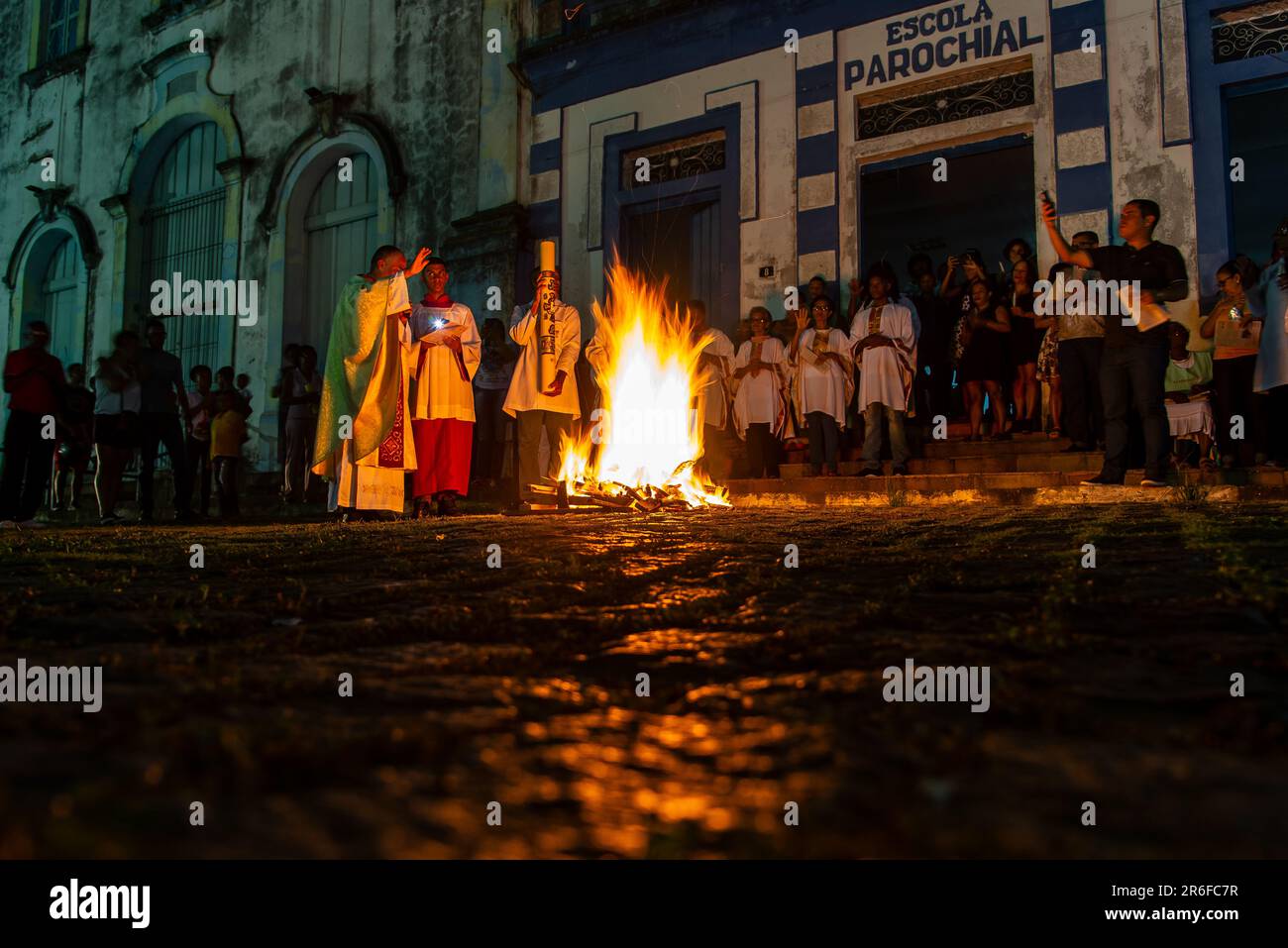 Valentica, Bahia, Brésil - 08 avril 2023: Le prêtre catholique célèbre ...