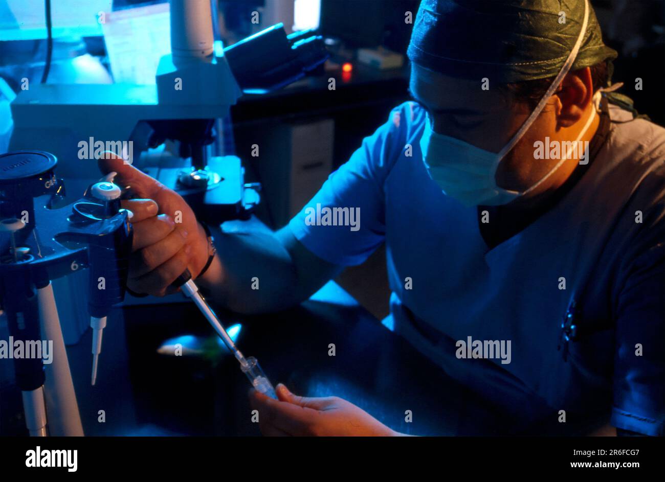 Italie Lazio Rome le professeur Antinori procède à l'insémination en ...