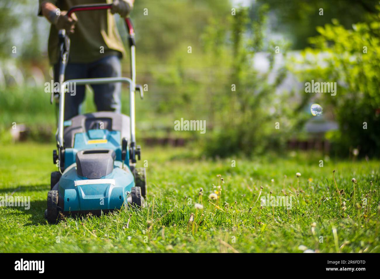 Déplacement de pelouse sur l'herbe verte dans le jardin moderne ou ...