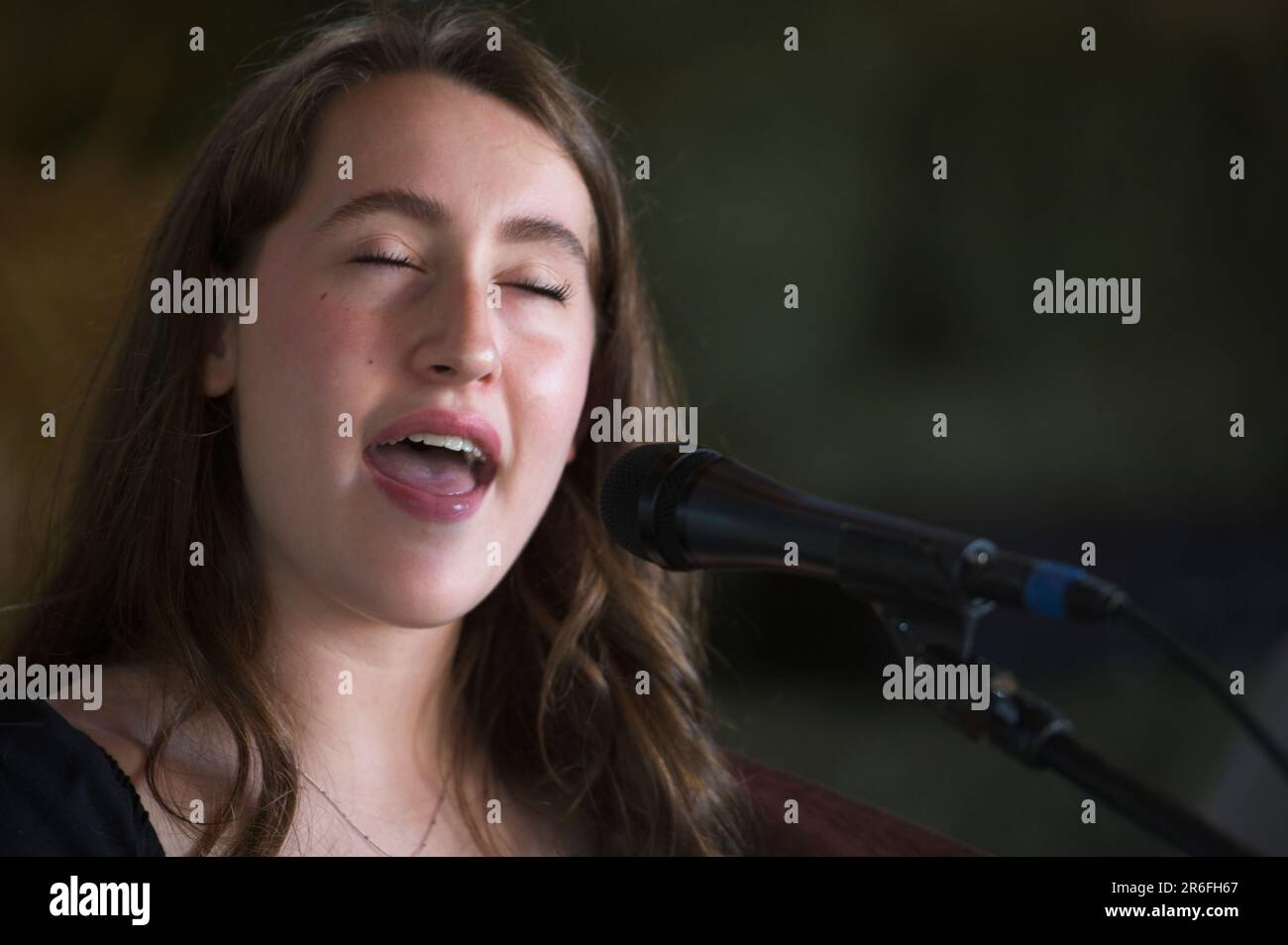 ÉTATS-UNIS: 05-19-2023: Nouveau talent local Lillian Hackett, vu ici ...