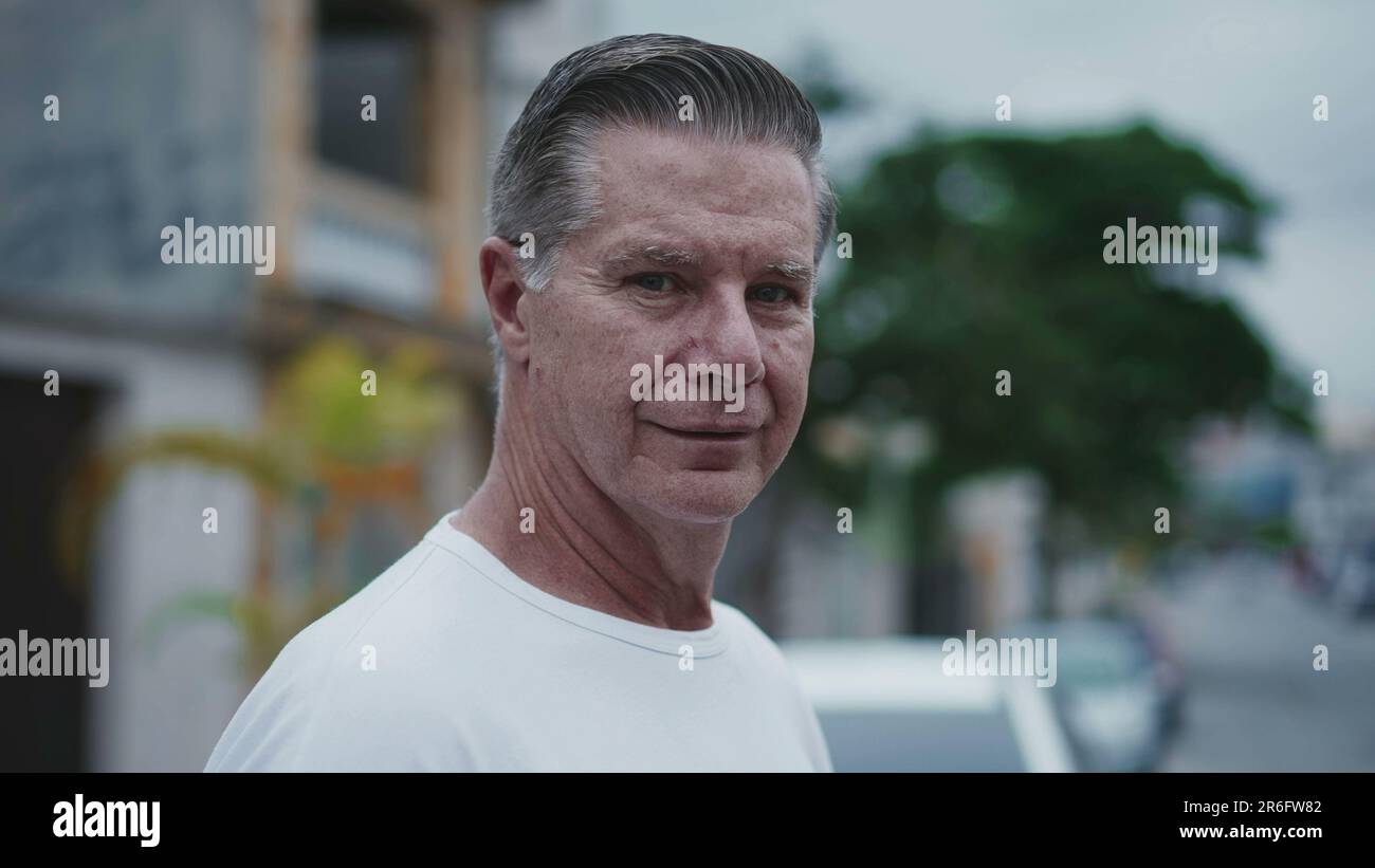 Portrait spectaculaire d'un homme d'âge moyen résistant debout dans la ...