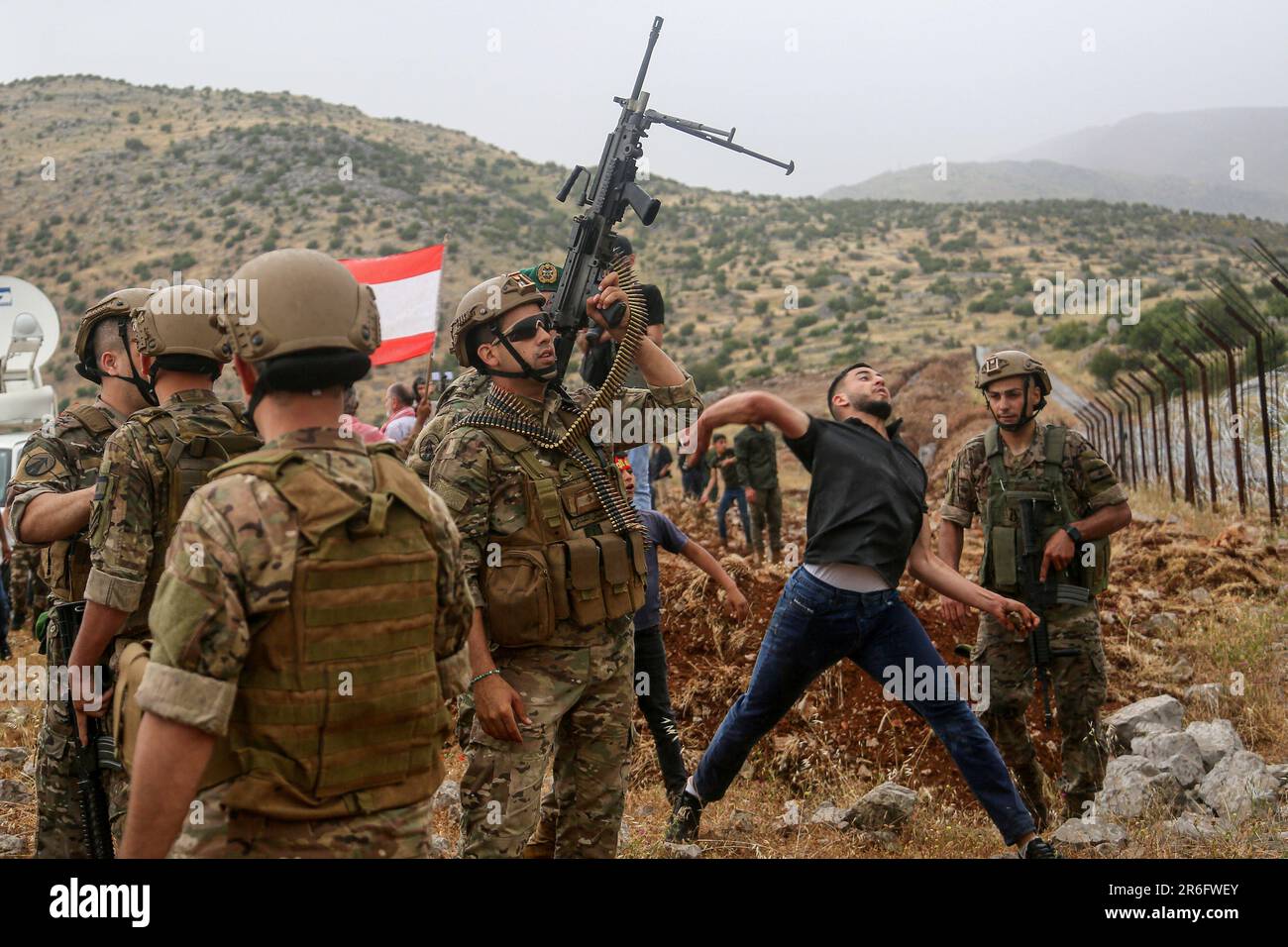 Kfarchouba, Liban. 09th juin 2023. Un libanais lance des pierres sur ...