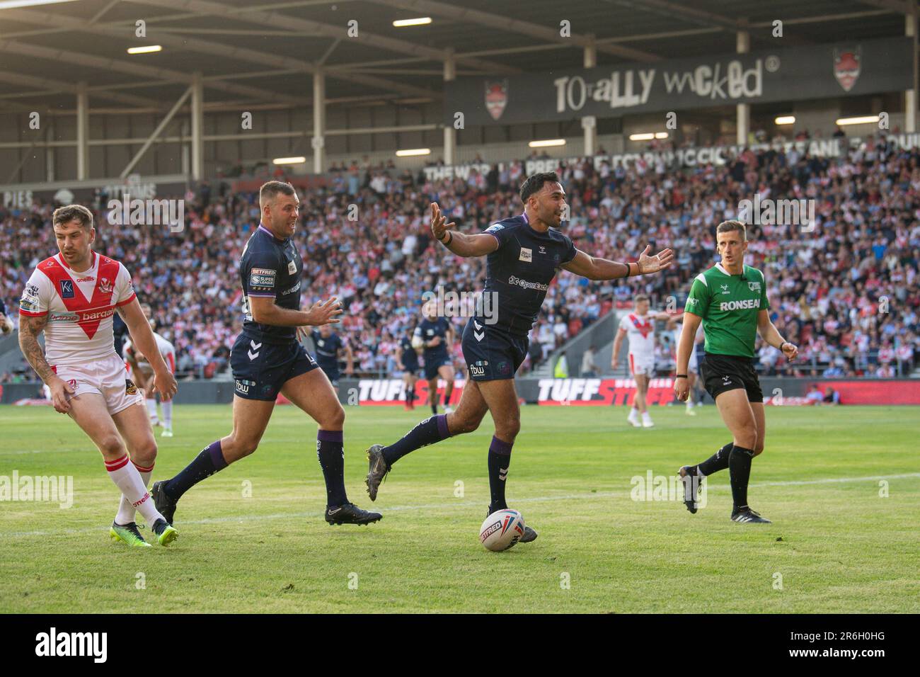 Bevan Français #2 de Wigan Warriors va faire un essai pendant le ...