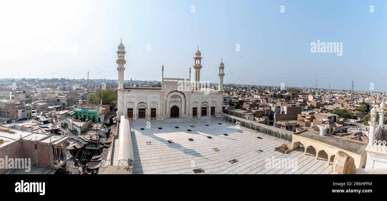 Jamia Masjid Al-Sadiq, l'une des plus grandes mosquées du Pakistan, est ...