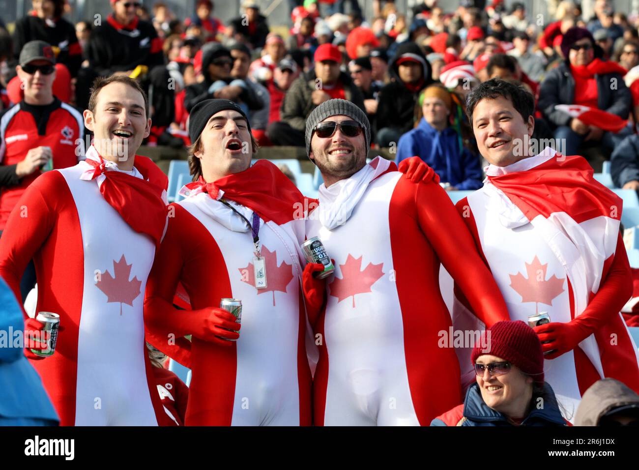 Les supporters canadiens regardent leur équipe jouer à Tonga pendant un ...