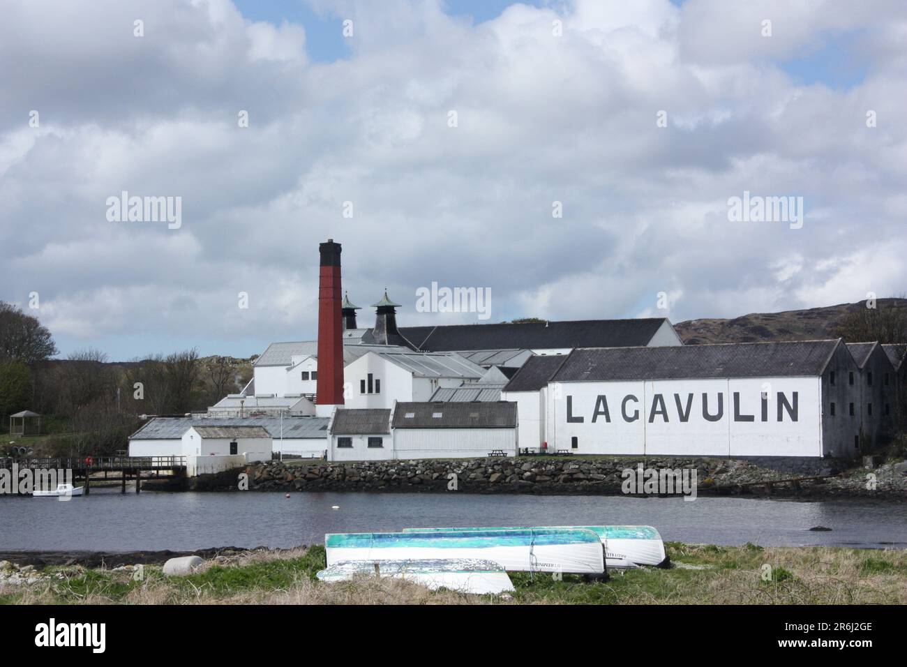 Vue sur la distillerie de whisky Lagavulin, sur la côte sud de l'île d ...