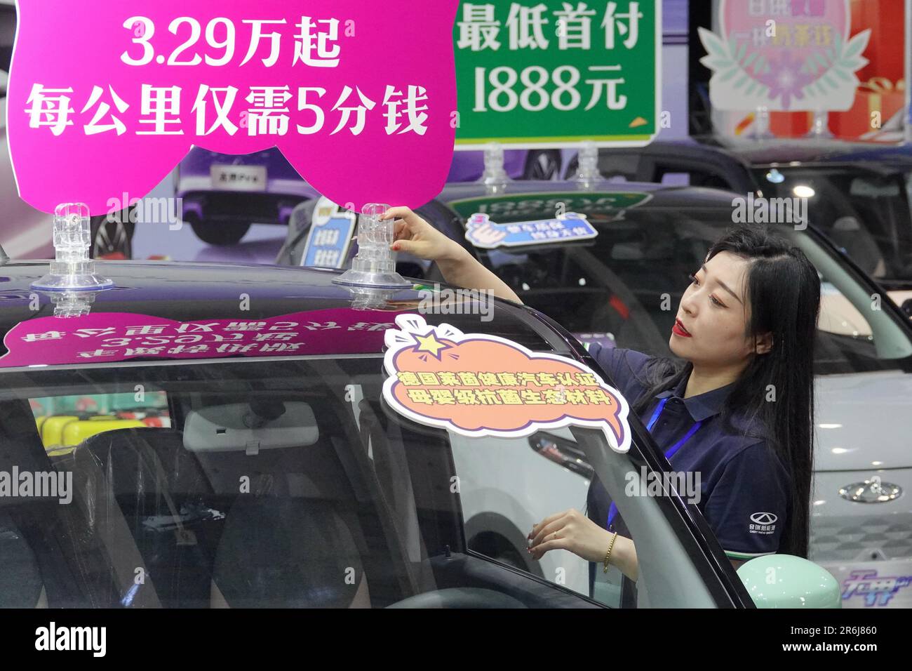 YANTAI, CHINE - LE 9 JUIN 2023 - les consommateurs apprennent à connaître les voitures au salon ...