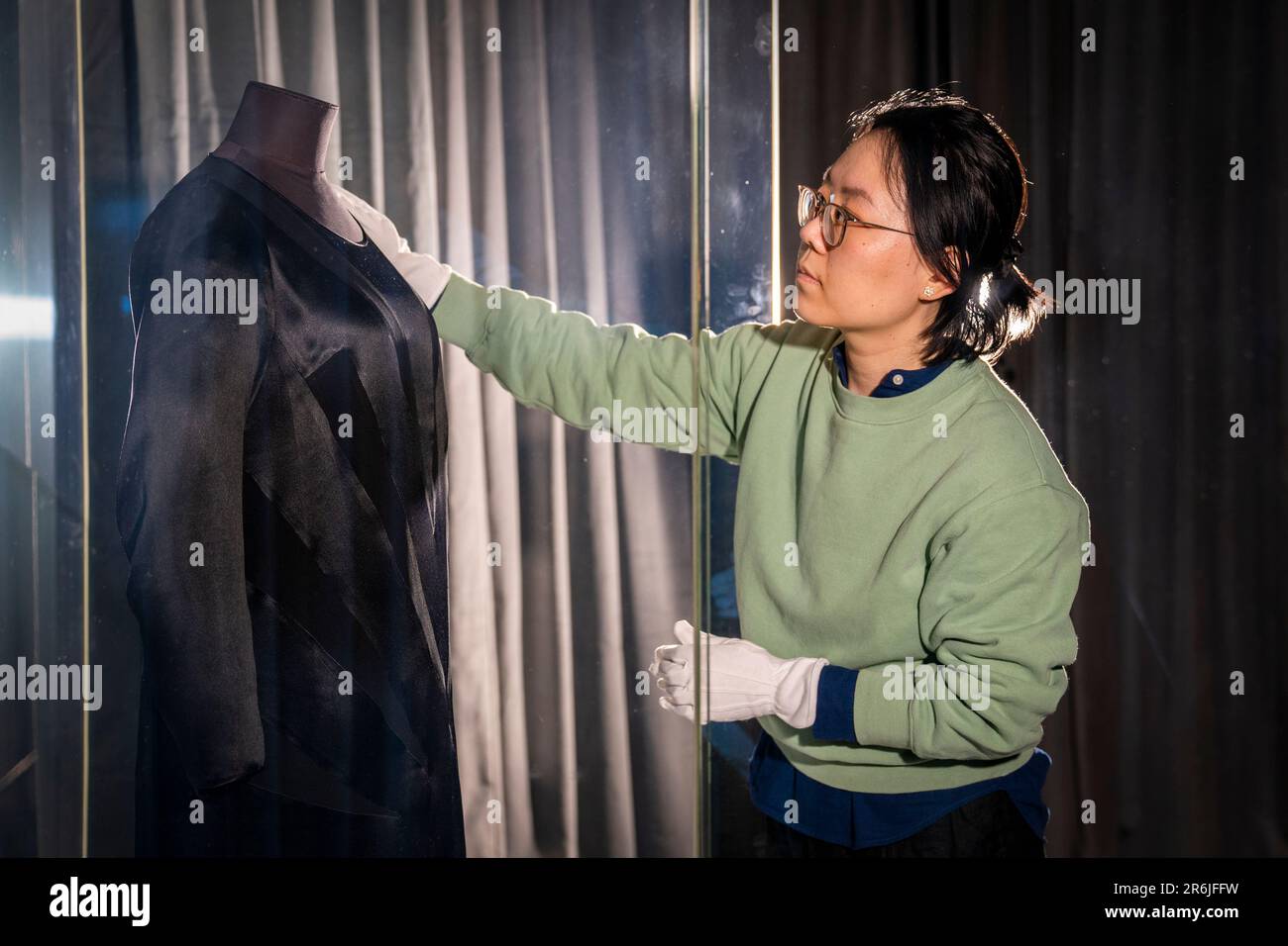 Yufei Xiang, conservateur du textile au Musée national d'Écosse à ...