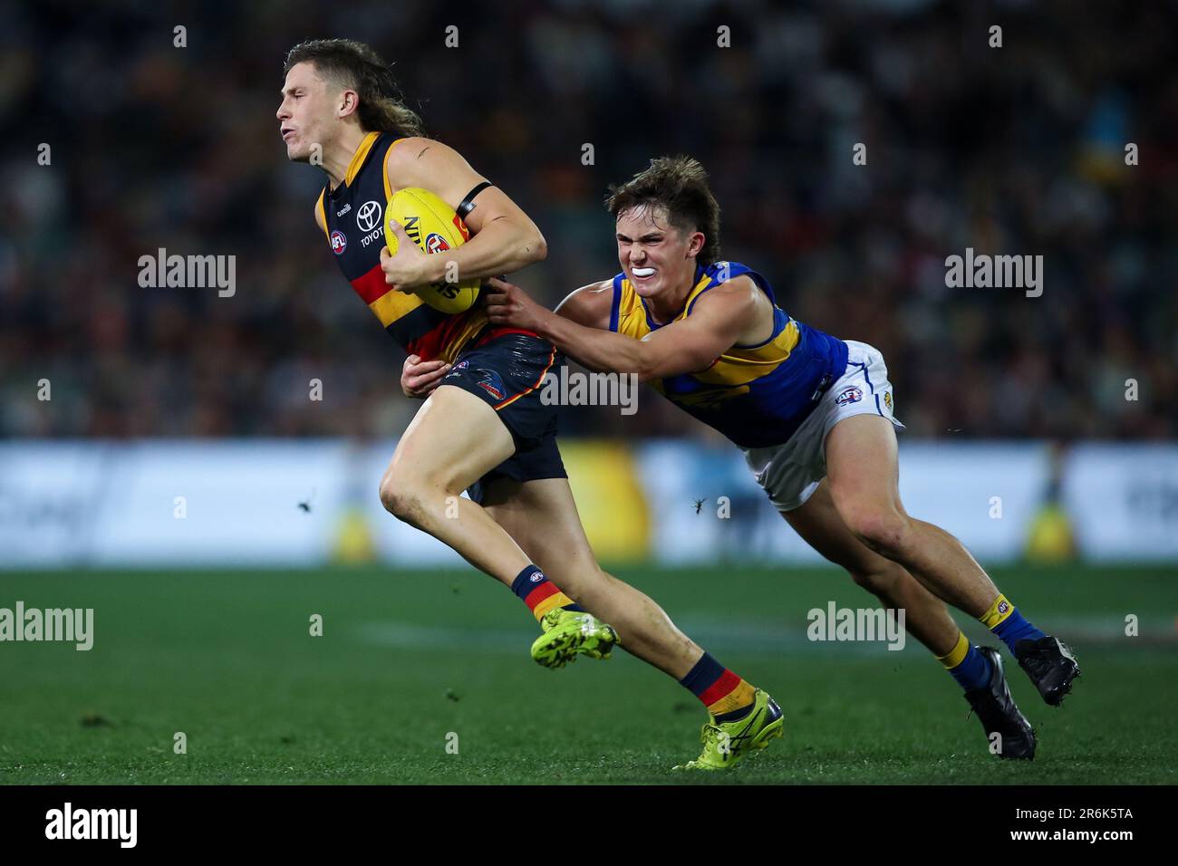 Adélaïde, Australie. 10th juin 2023. Jake Soligo des Crows est attaqué ...