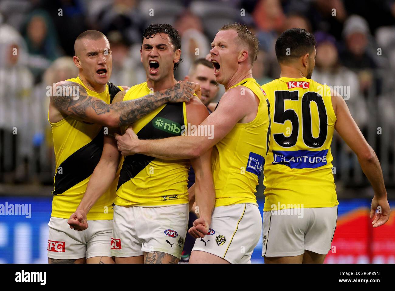 Perth, Australie. 10th juin 2023. Tim Taranto, des Tigres, est félicité ...