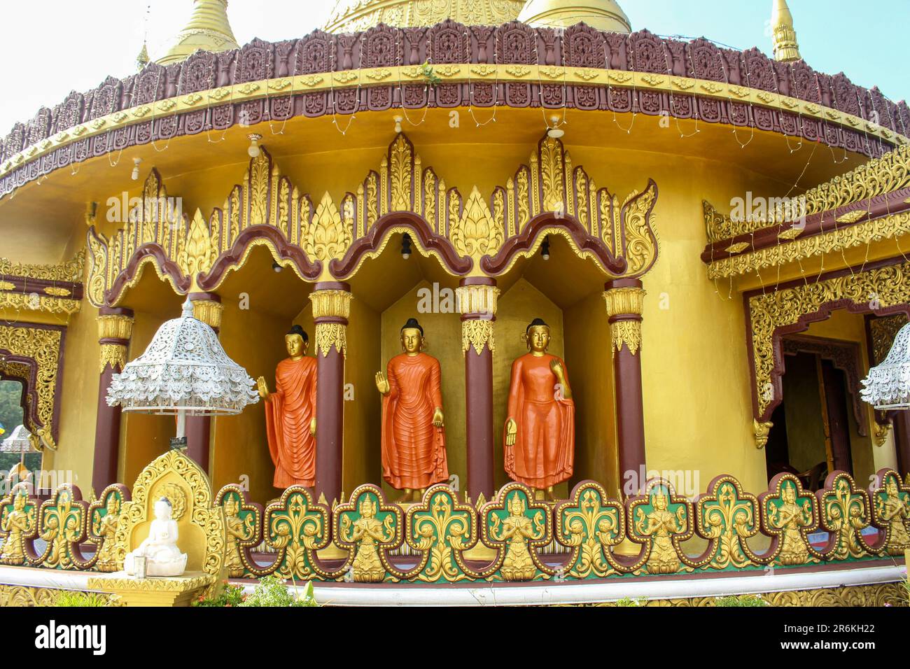Le plus grand temple bouddhiste de Theravada au Bangladesh et le deuxième plus grand temple d'or ...