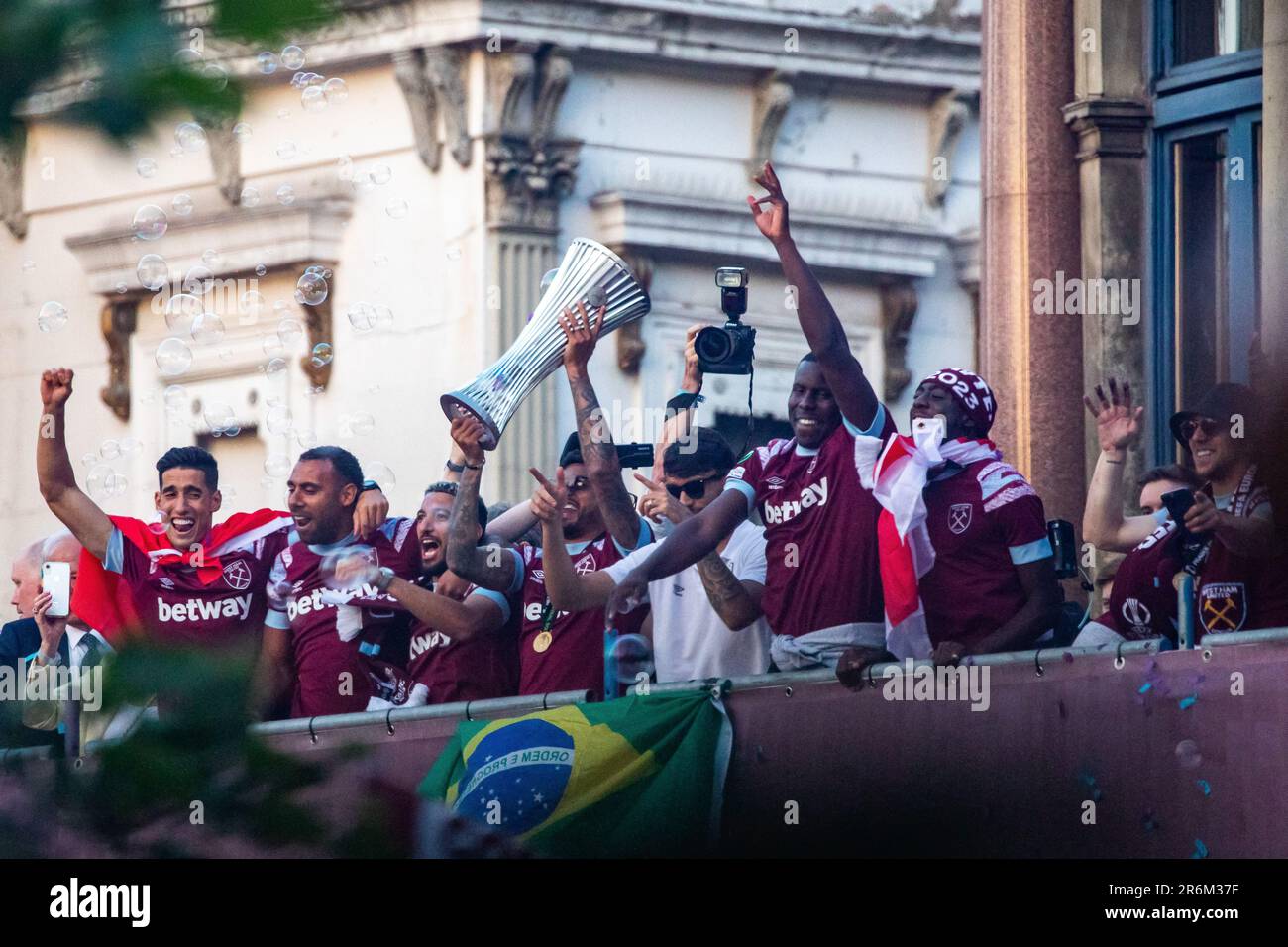 Uefa europa conference league trophy Banque de photographies et d ...