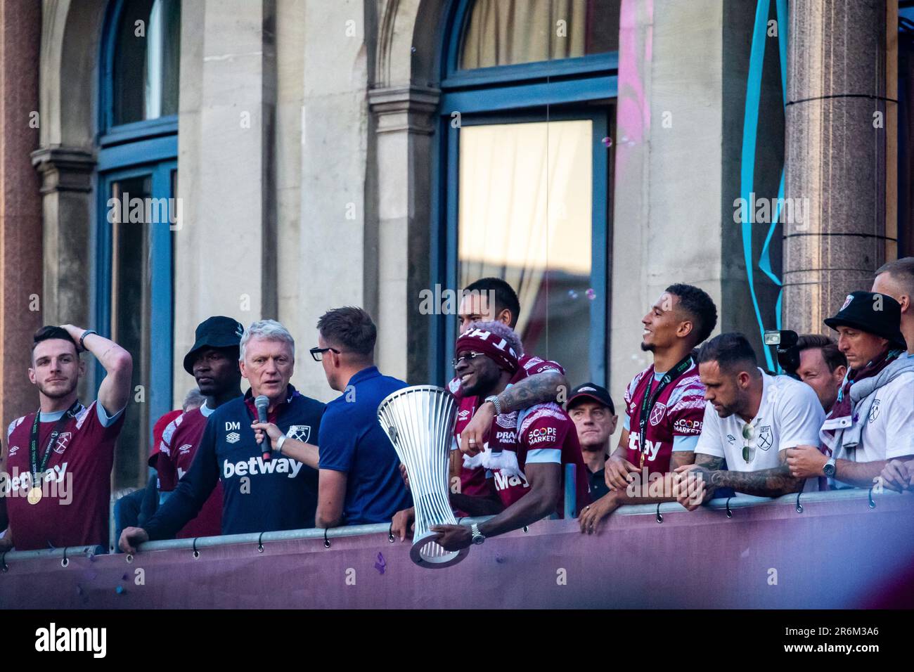 Uefa europa conference league trophy Banque de photographies et d ...