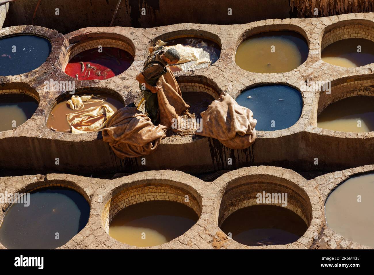 Maroc. Fez. La tannerie Chouara est la plus grande des quatre tanneries ...