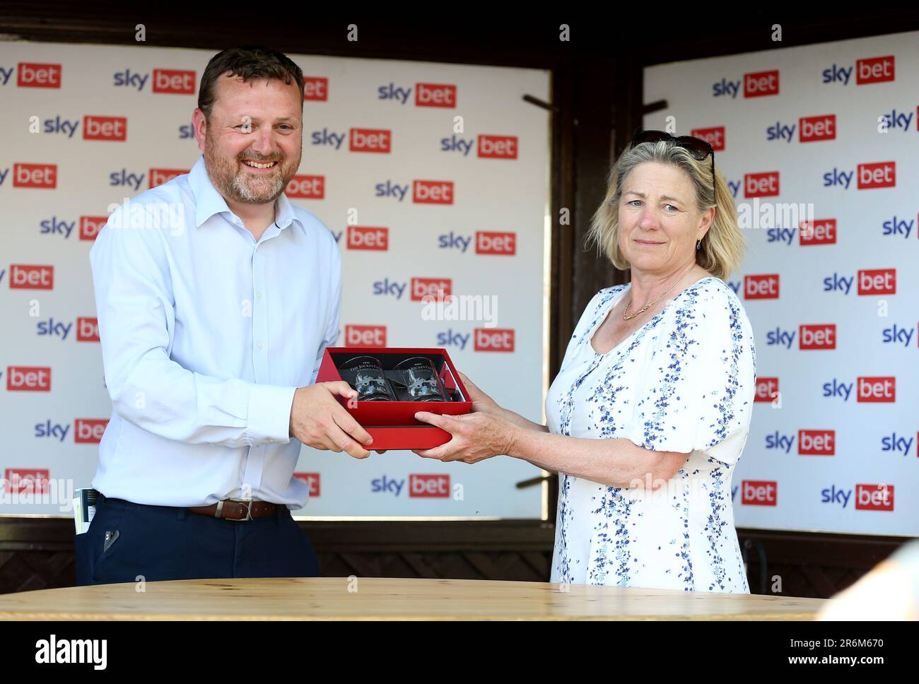 L'entraîneur Eve Johnson Houghton se voit remettre les enjeux de Sky ...