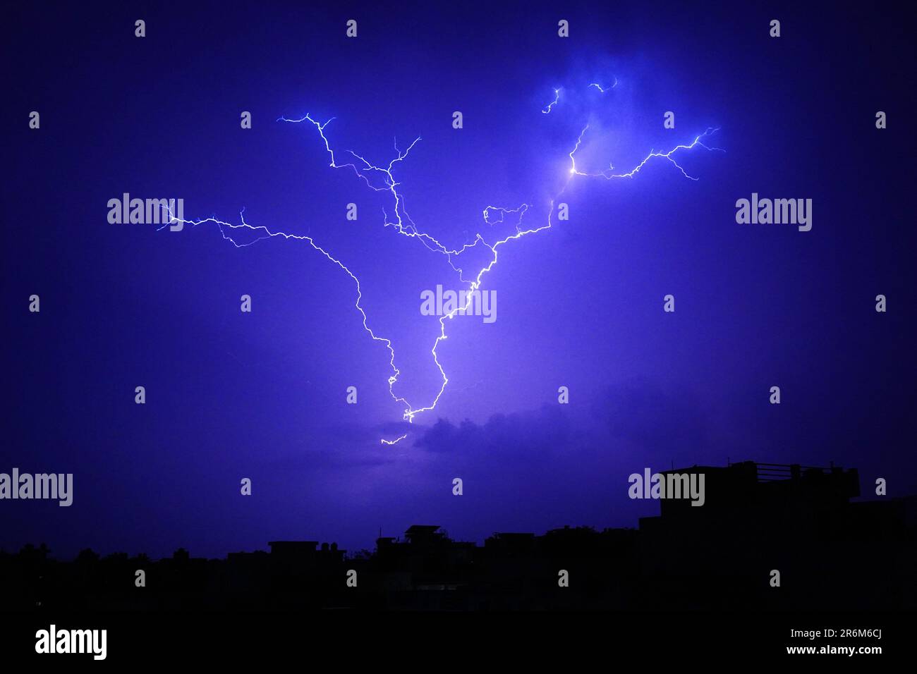 La foudre frappe dans le ciel au-dessus de la ville d'Ajmer, Rajasthan ...