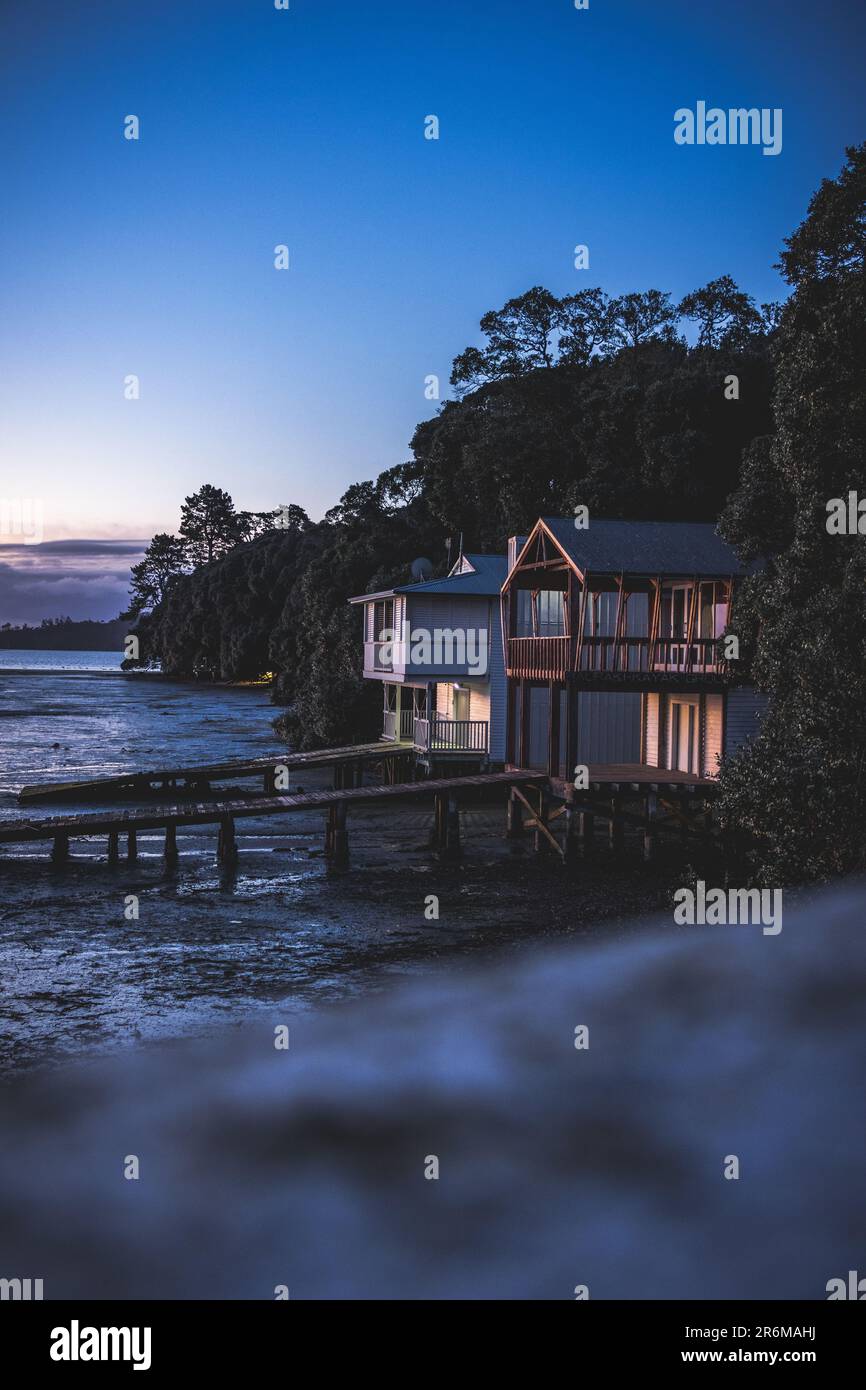 Une maison côtière pittoresque illuminée par le clair de lune, avec une ...