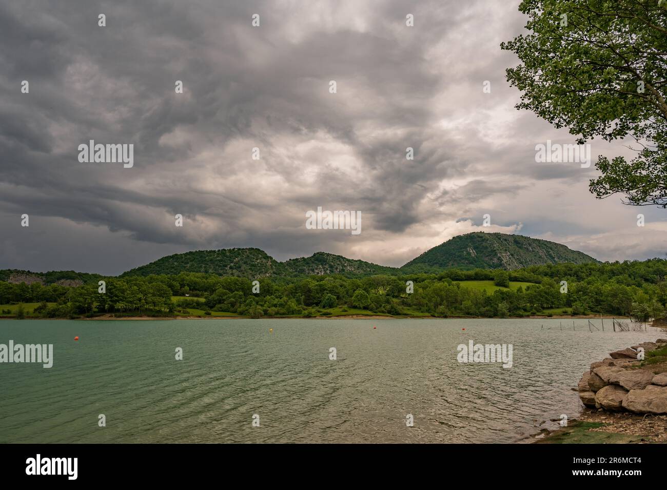 Le lac de Castel S. Vincenzo est un bassin artificiel construit à la ...