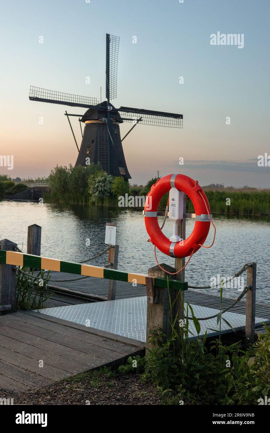 De magnifiques moulins à vent en bois au coucher du soleil dans le ...