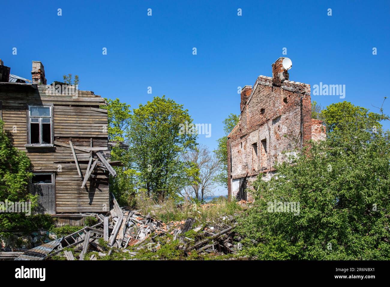 Lignes de Kopli ou liinid de Kopli. Bâtiment résidentiel en bois partiellement réduit au ciel ...