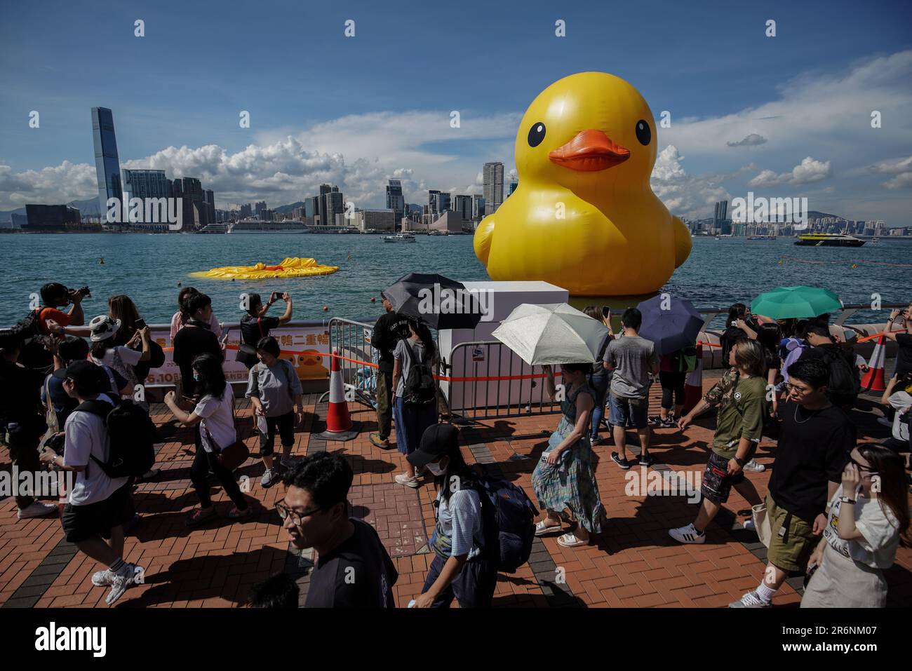 Les gens visitent et prennent des photos devant un énorme canard ...