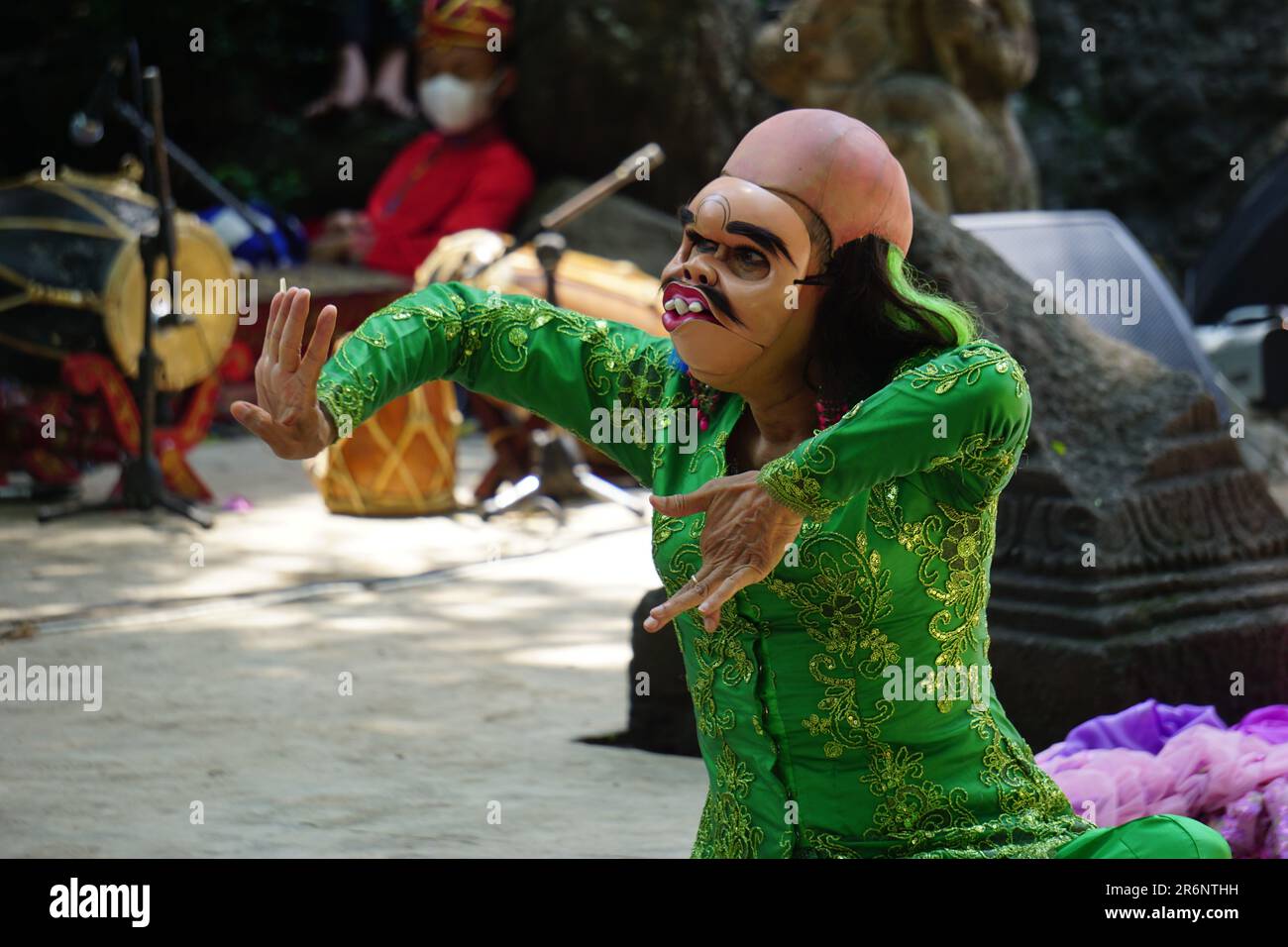 DidiK Nini Towok interprète de la danse sur des œuvres d'art ...