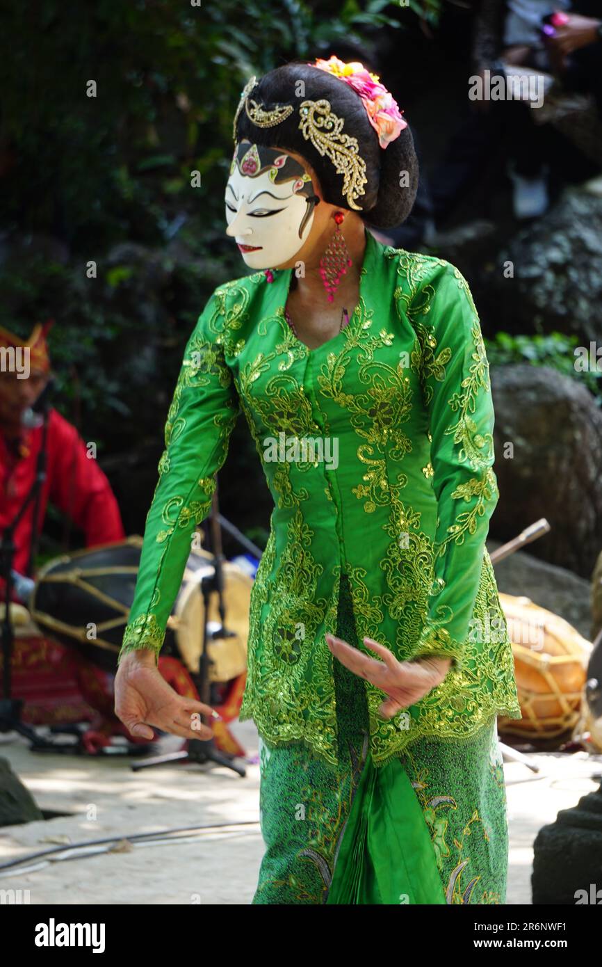 DidiK Nini Towok interprète de la danse sur des œuvres d'art ...