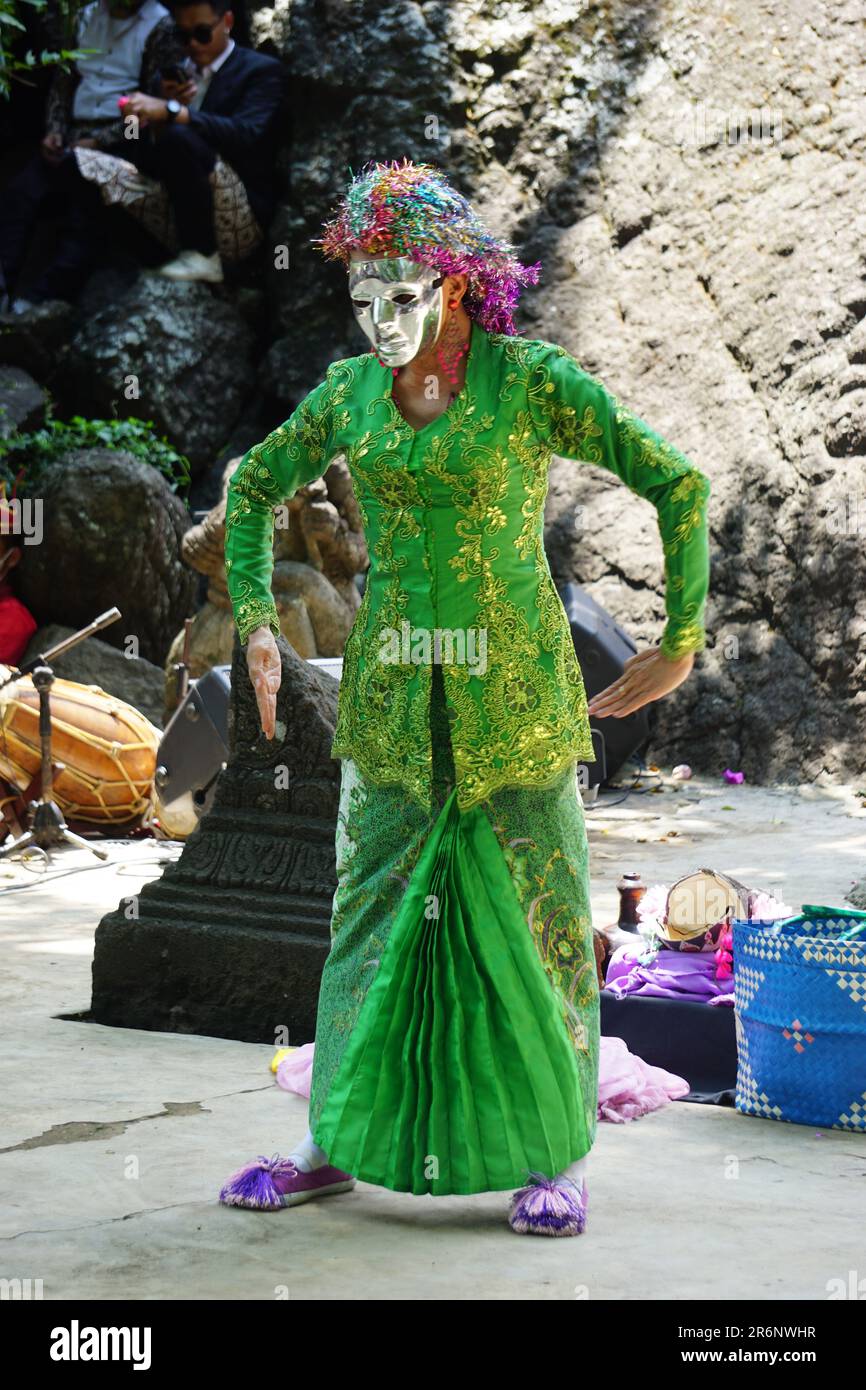 DidiK Nini Towok interprète de la danse sur des œuvres d'art ...