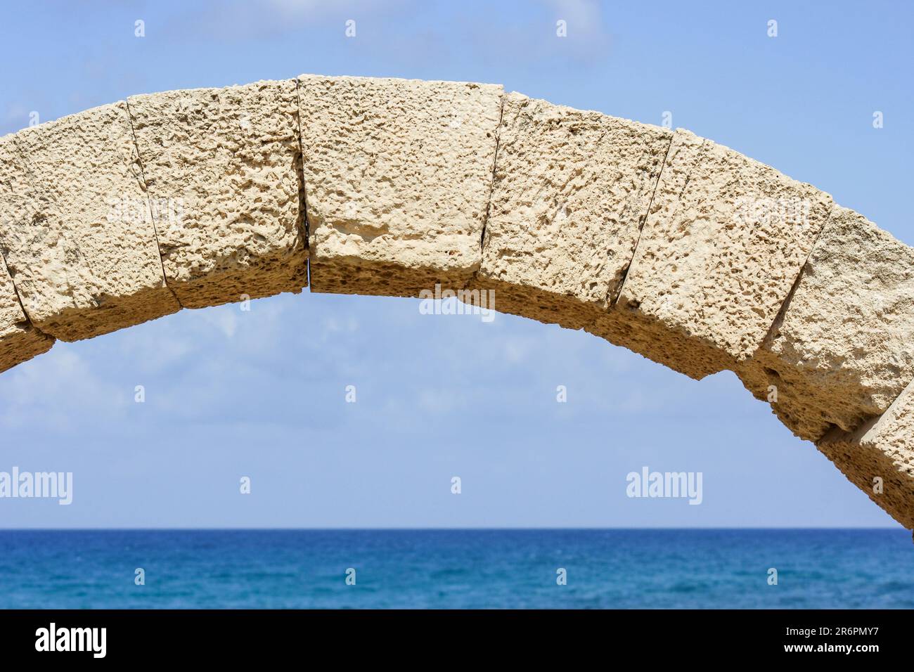 La mer Méditerranée peut être vue au-delà d'une ancienne arche romaine ...