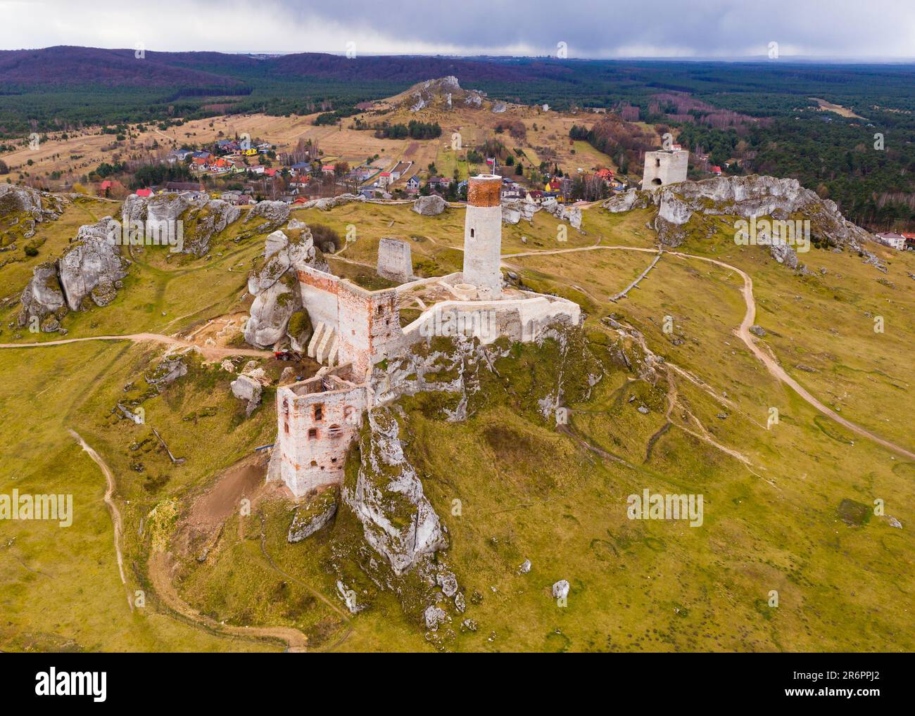 Vue de drone des vestiges de l'ancien château détruit dans le village ...