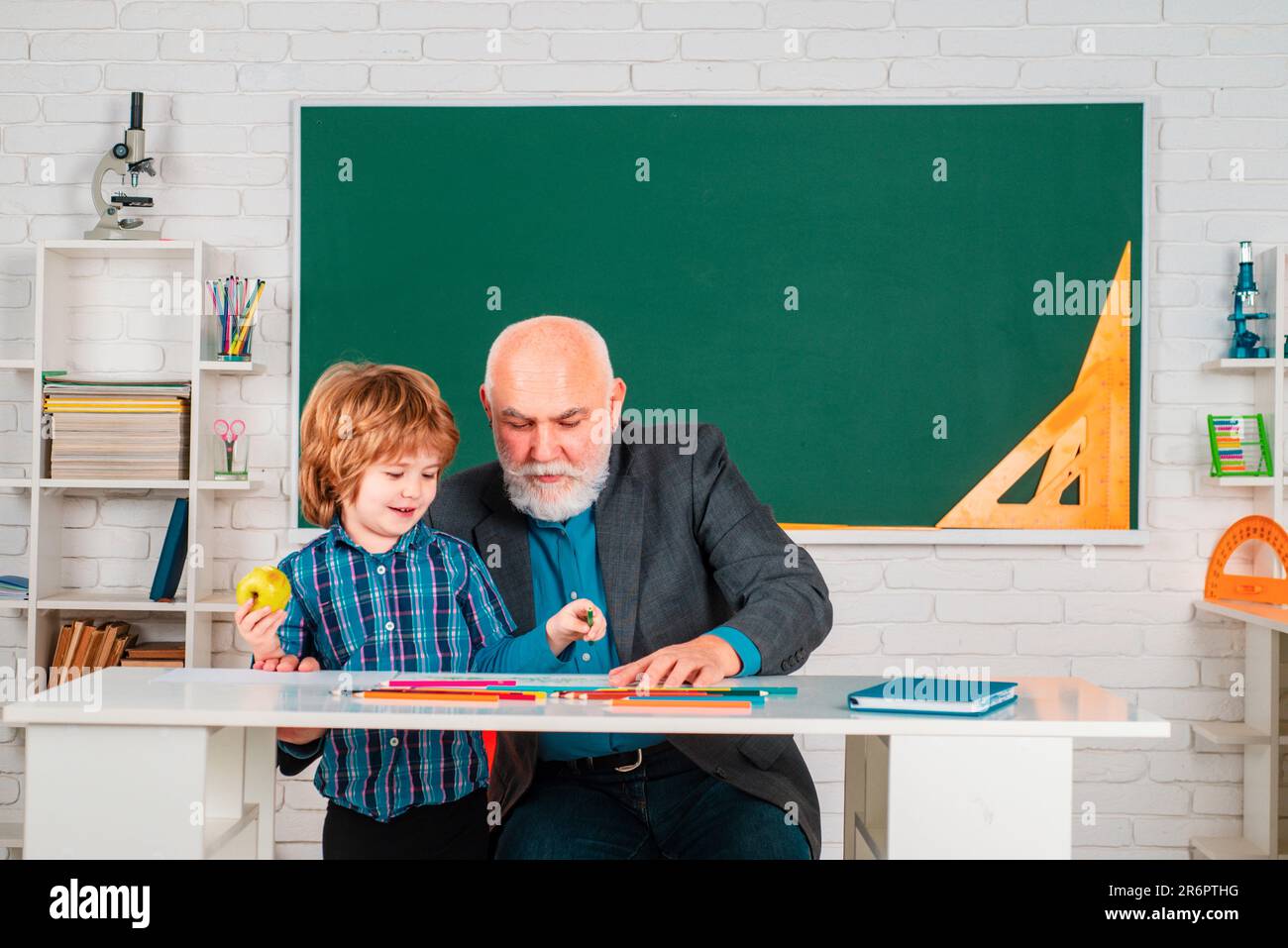 Etudier à l'école avec un ancien professeur. Professeur et élève en ...
