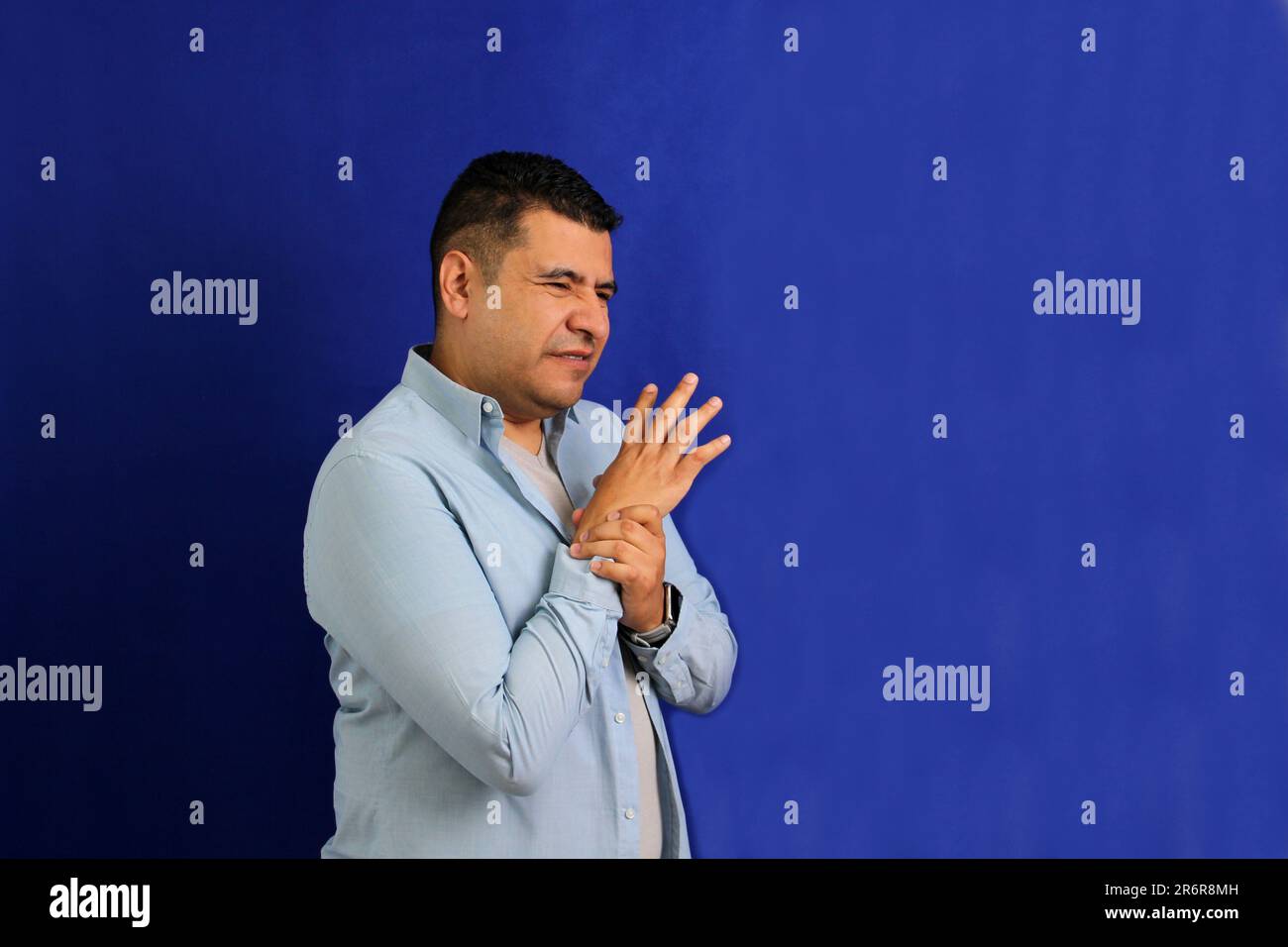 L'homme Latino de 40 ans aux cheveux foncés souffre de douleurs, d ...