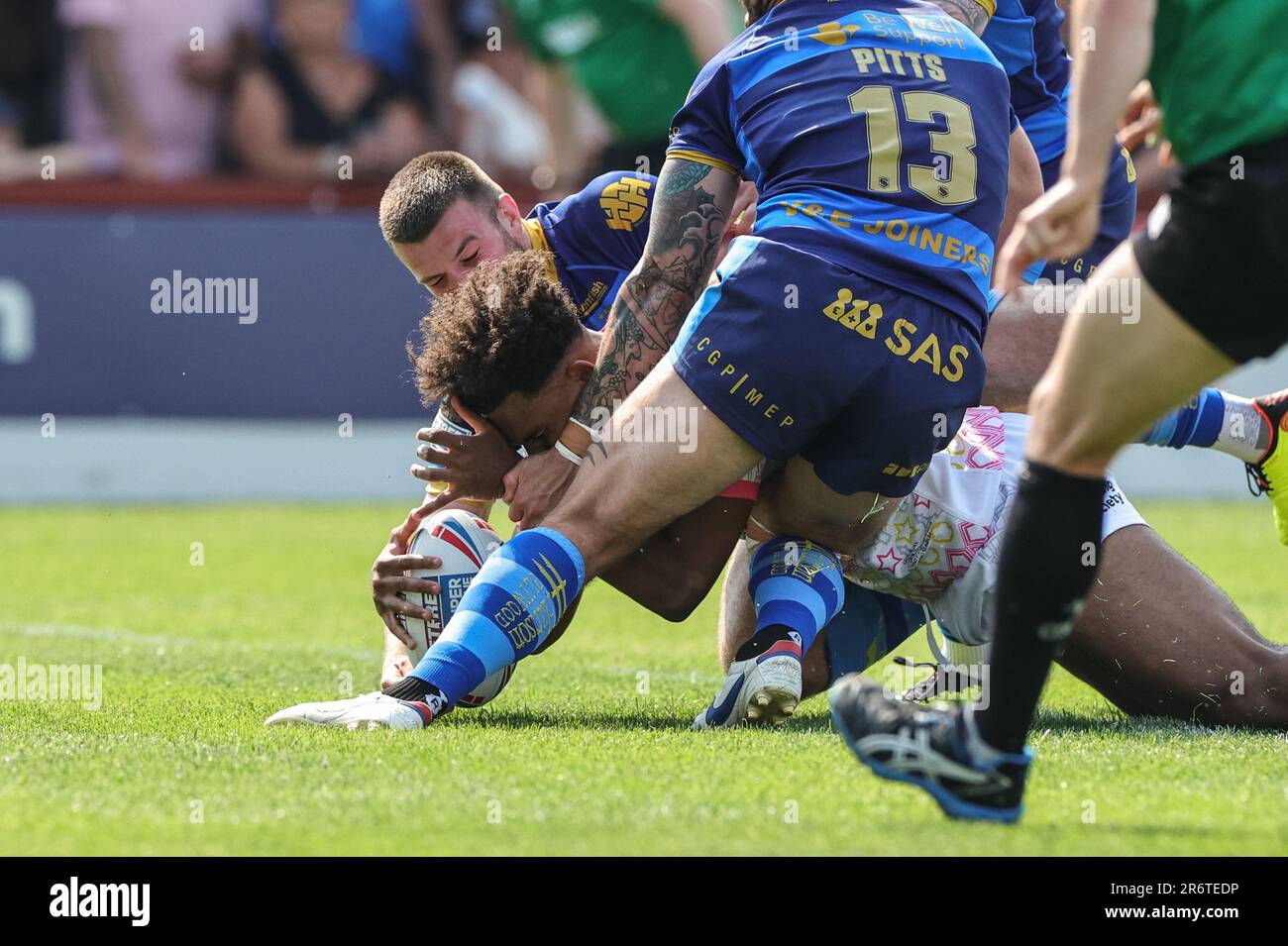 Leon Ruan #31 de Leeds Rhinos passe un essai sur ses débuts pendant le ...
