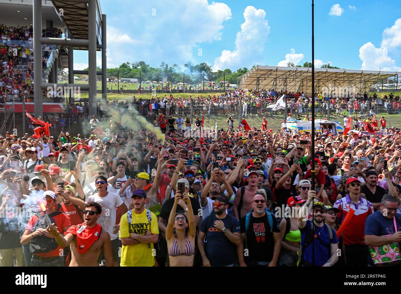 Des spectateurs envahissent la piste lors de la course MotoGP Grand ...