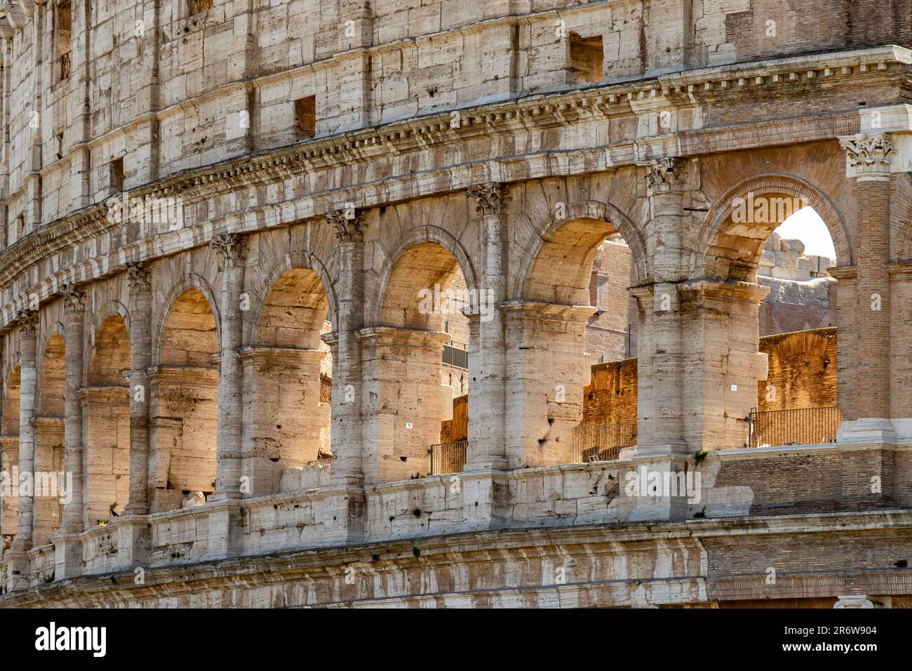 Gros plan du mur du Colisée et des arches dans le centre de Rome, le ...