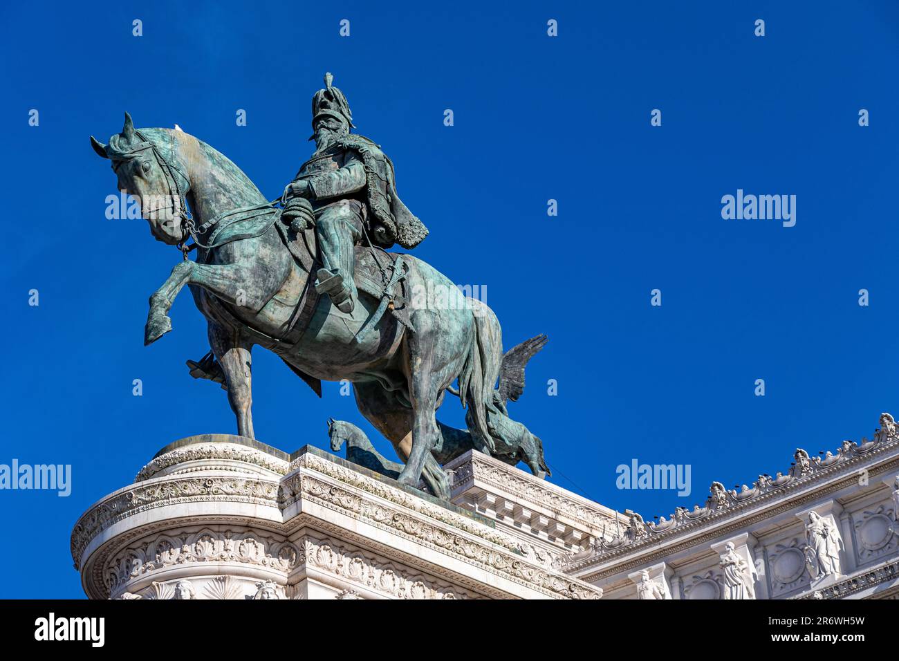 Une immense statue de bronze du roi Victor Emmanuel II à cheval sur le ...