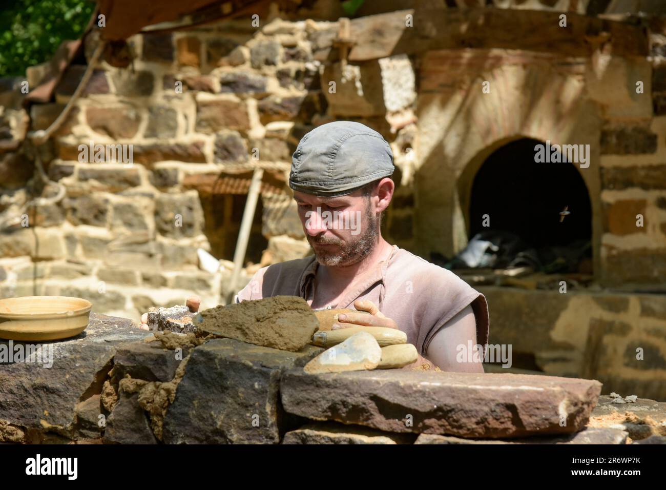 Guedelon - France - Mai 2023 : Portrait d'un ouvrier travaillant sur le ...