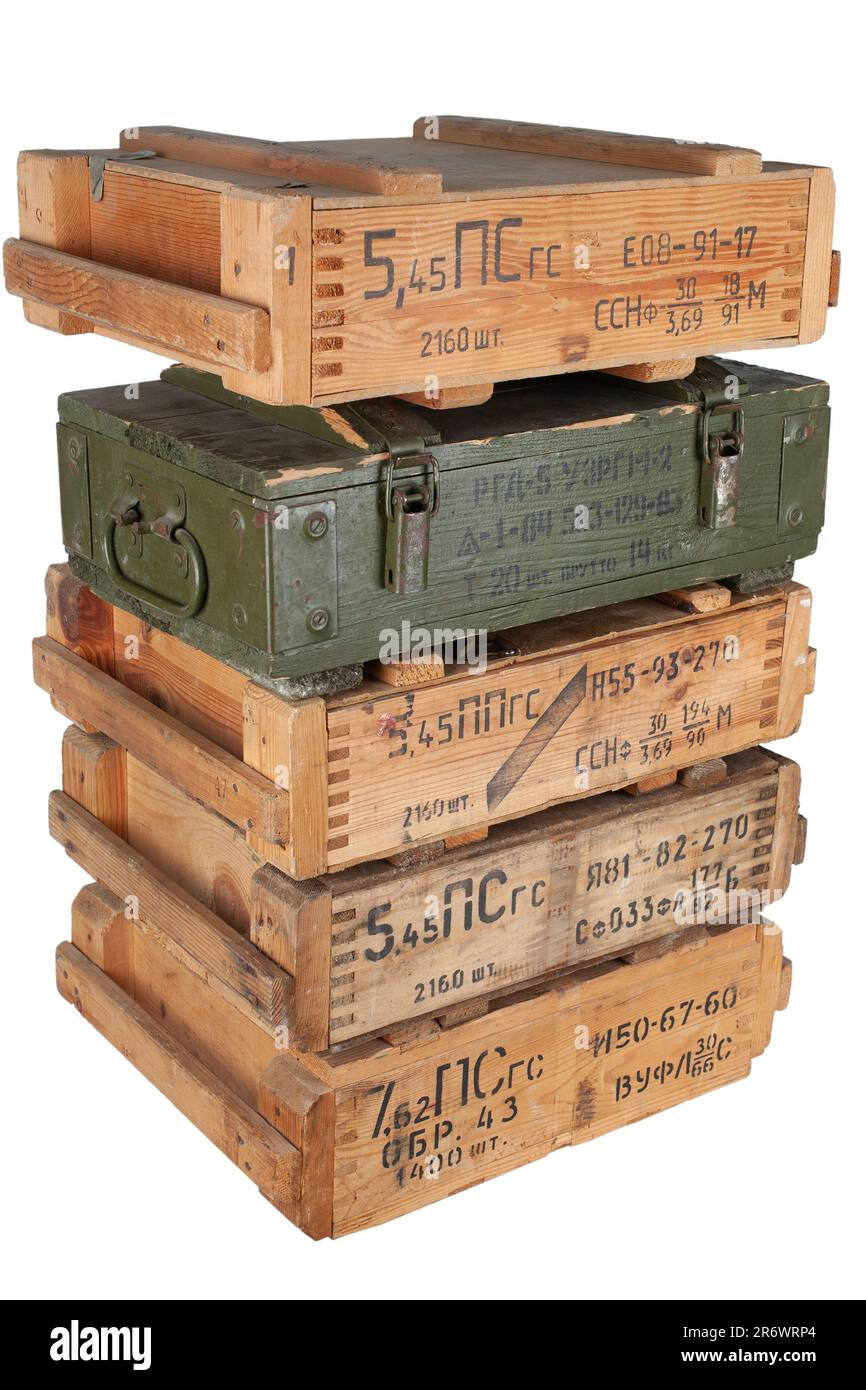 Pile de munitions de l'armée de caisses en bois. Texte en russe - type de munitions, calibre de ...