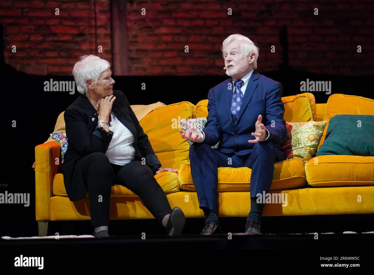 Dame Judi Dench et Derek Jacobi, lors d'une réception avec des auteurs, des acteurs et des ...