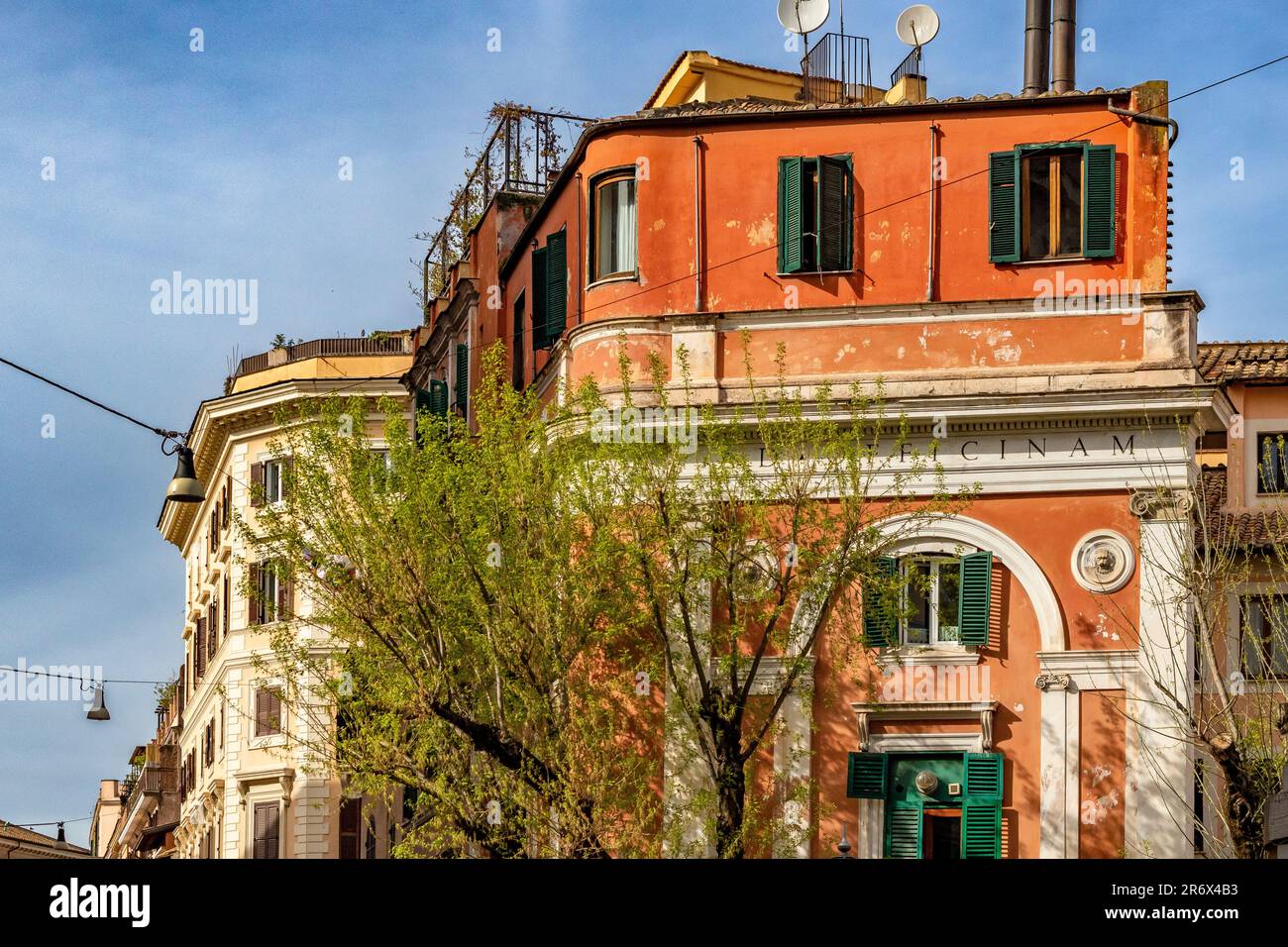 Un bâtiment avec des volets sur la via di S. Francesco a Ripa dans le ...