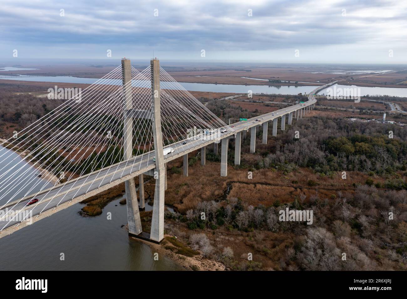Vue aérienne du pont Talmadge Memorial par une journée ensoleillée. Le ...